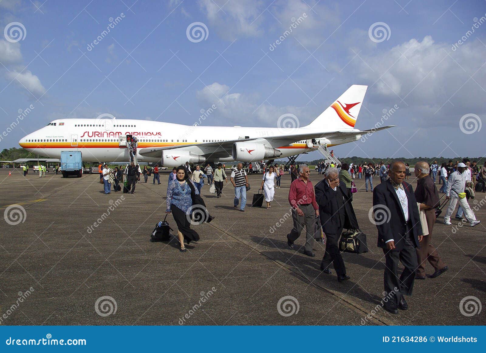 Passengers leaving plane editorial photo. Image of people - 21634286