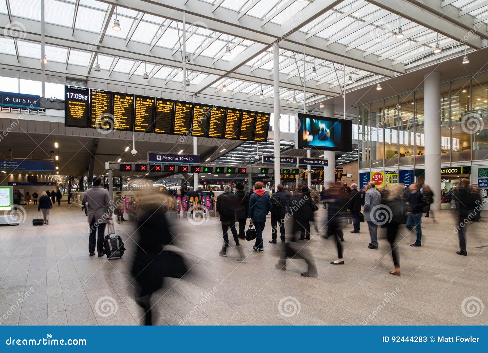 Passengers at London Bridge Station Editorial Stock Photo - Image of ...