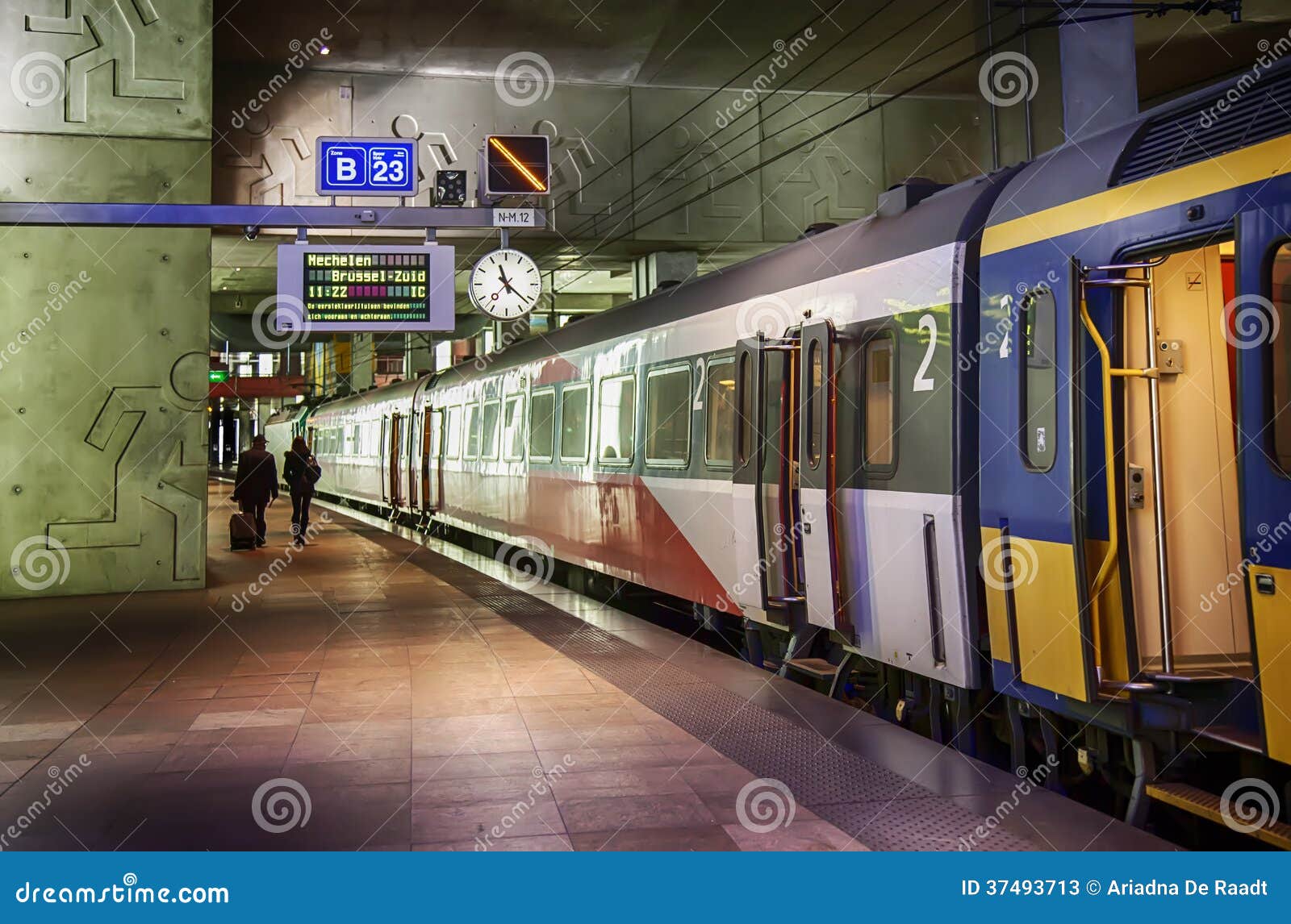 Passengers by Train Platform Stock Image - Image of peron, destination ...