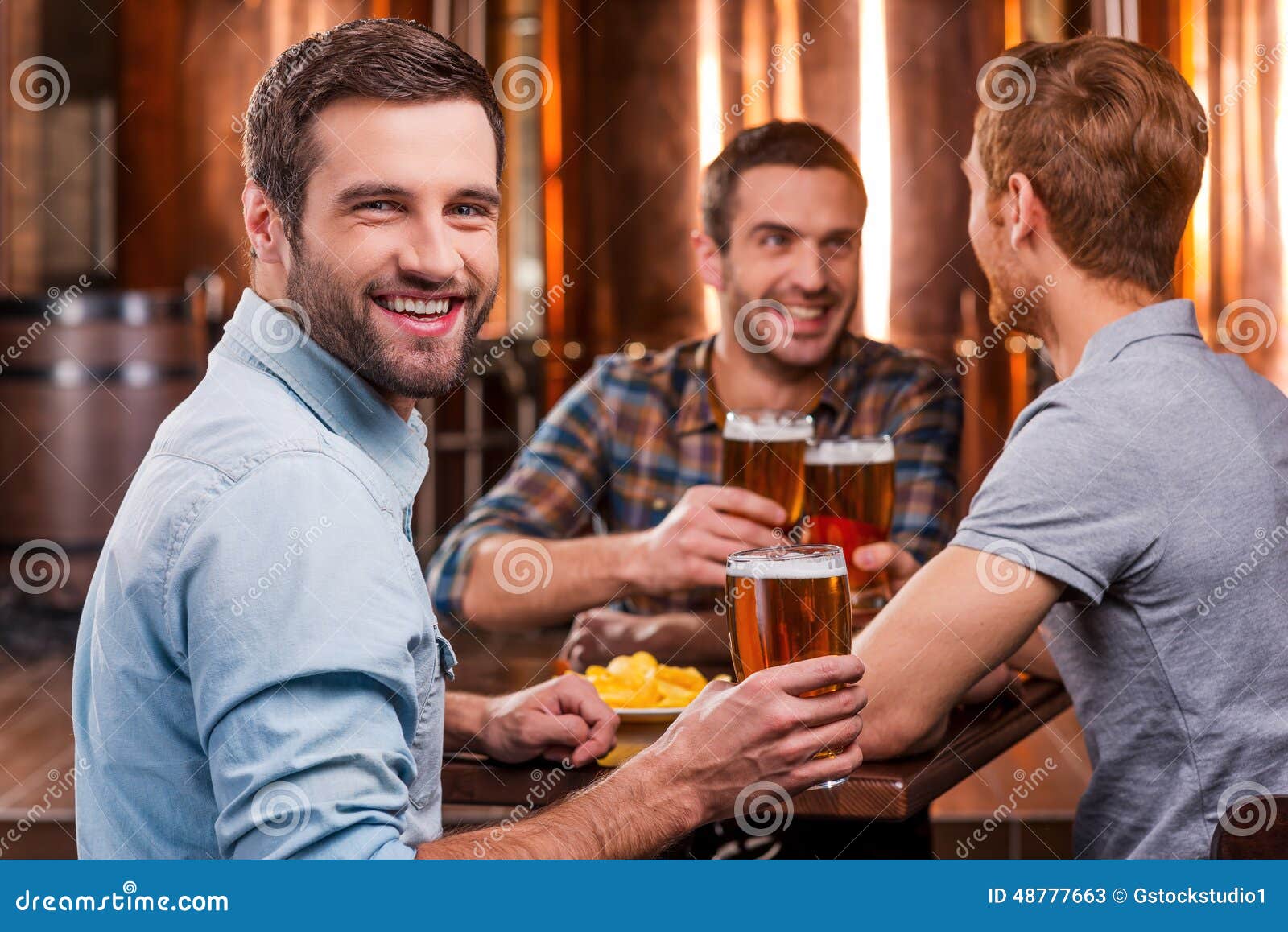 Passer Le Temps Avec Des Meilleurs Amis Image stock - Image du ...