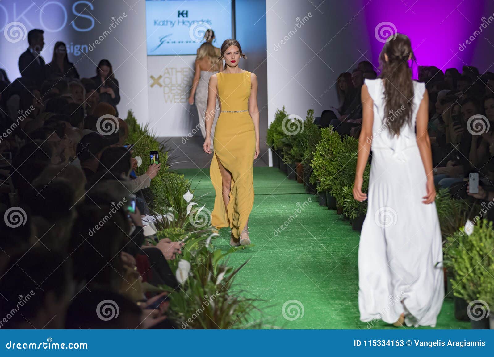 Passerella Dei Modelli Nella Sfilata Di Moda Fotografia Stock ...