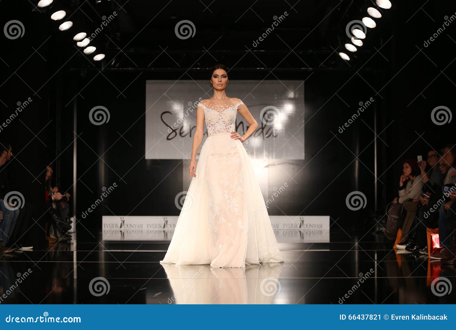 Passerella di Seren Moda fotografia editoriale. Immagine di stile ...