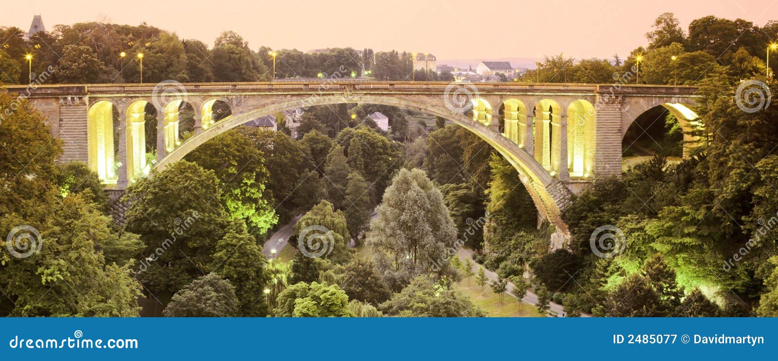 Passerelle de Pont Adolphe image stock. Image du europe - 2485077