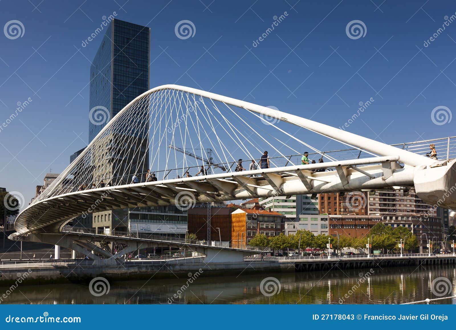 Passerelle de Zubizuri photo stock éditorial. Image du santiago - 27178043