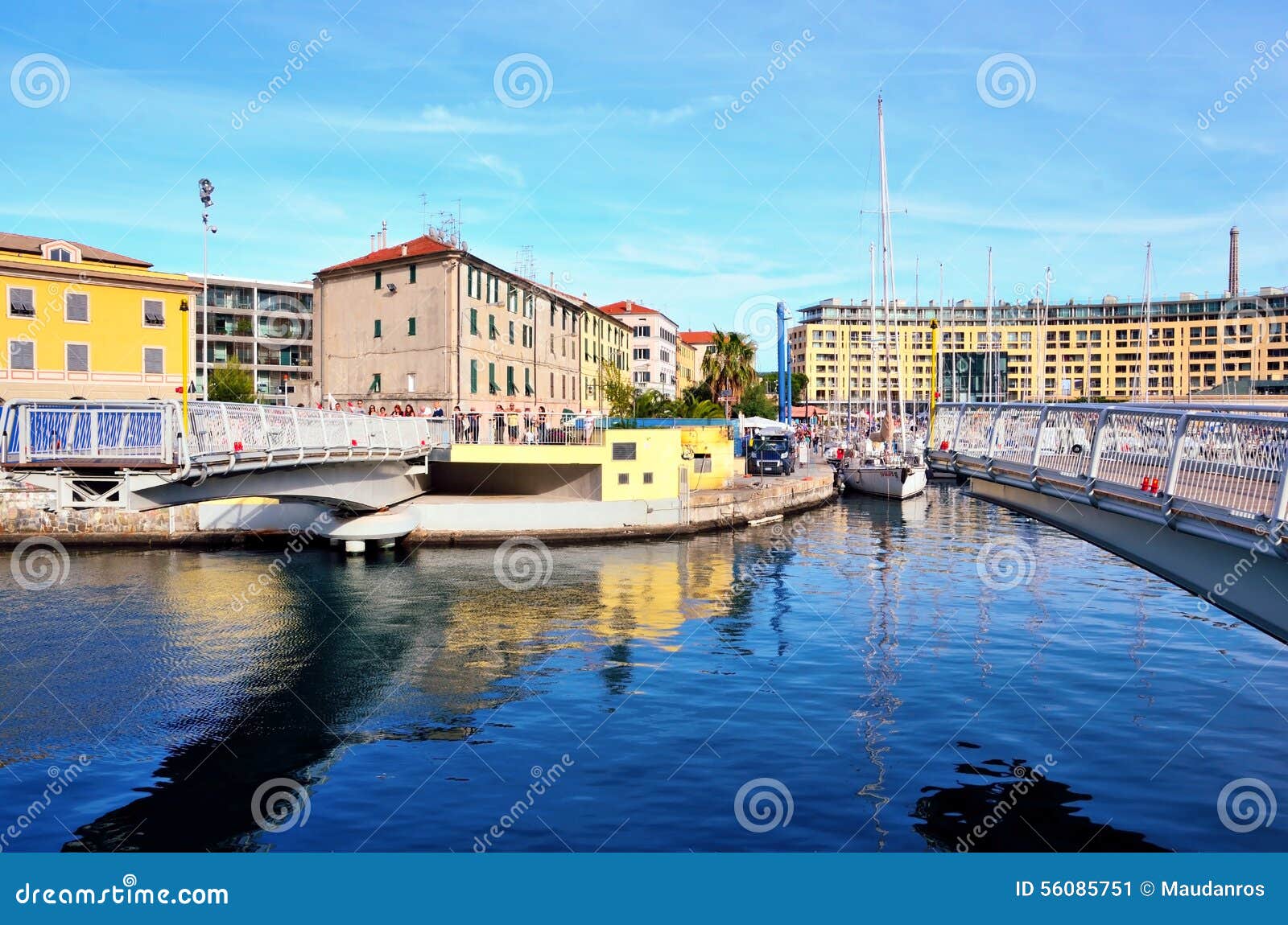 Passerelle mobile photo éditorial. Image du italie, moderne - 56085751