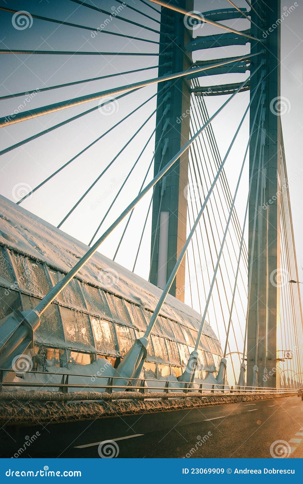 Passerelle moderne image stock. Image du circulation - 23069909