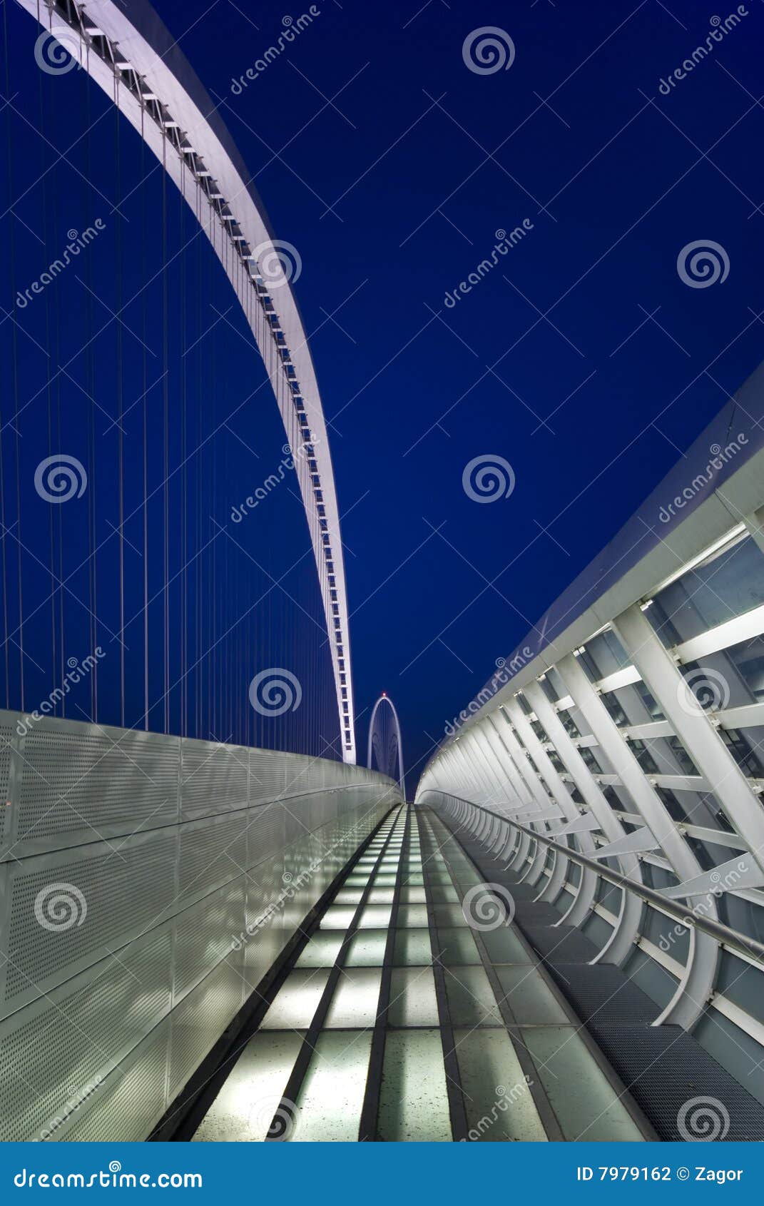 Passerelle moderne photo stock. Image du publique, ciel - 7979162