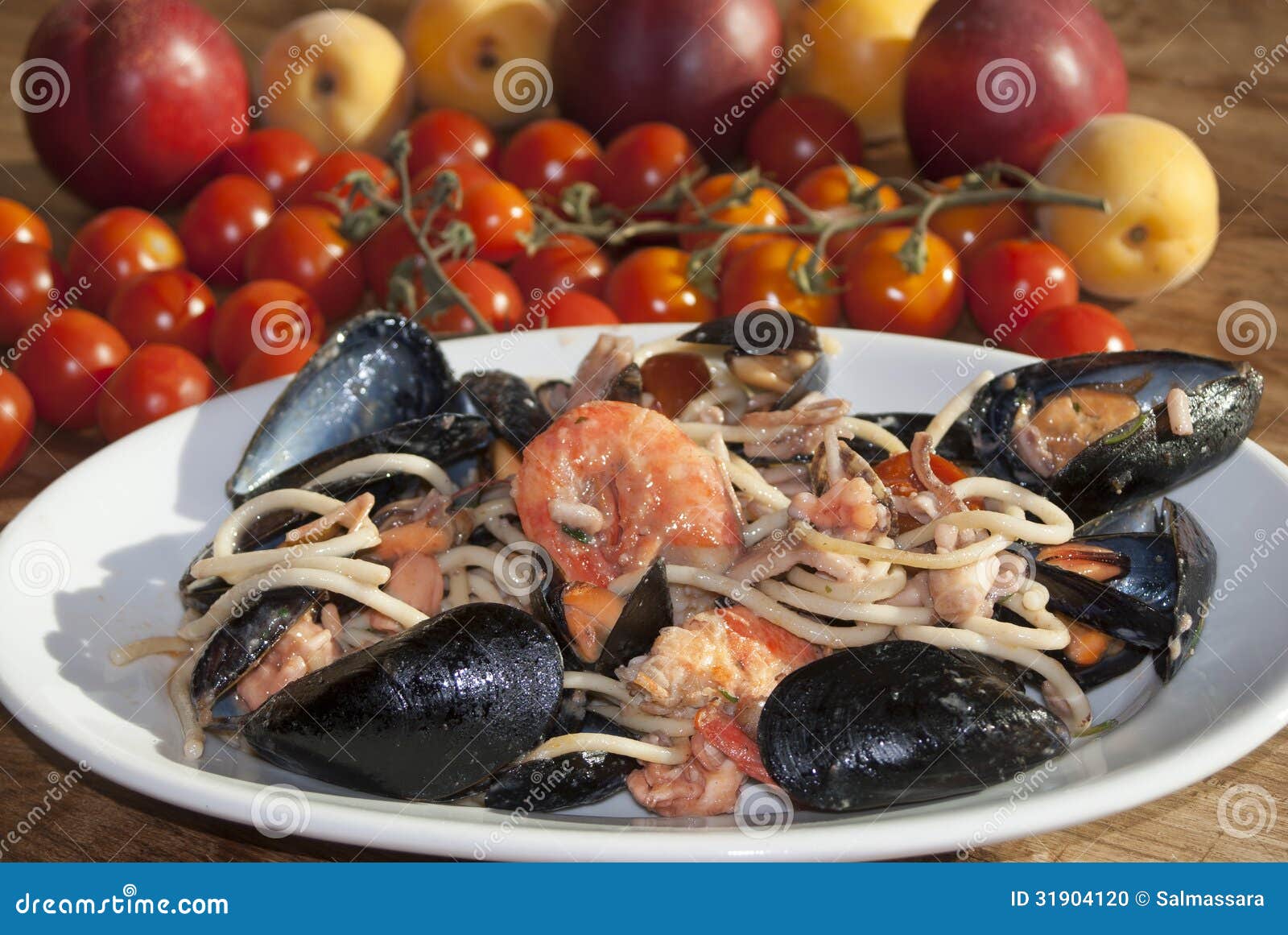 Pasta allo scoglio stock photo. Image of dish, prawns - 31904120