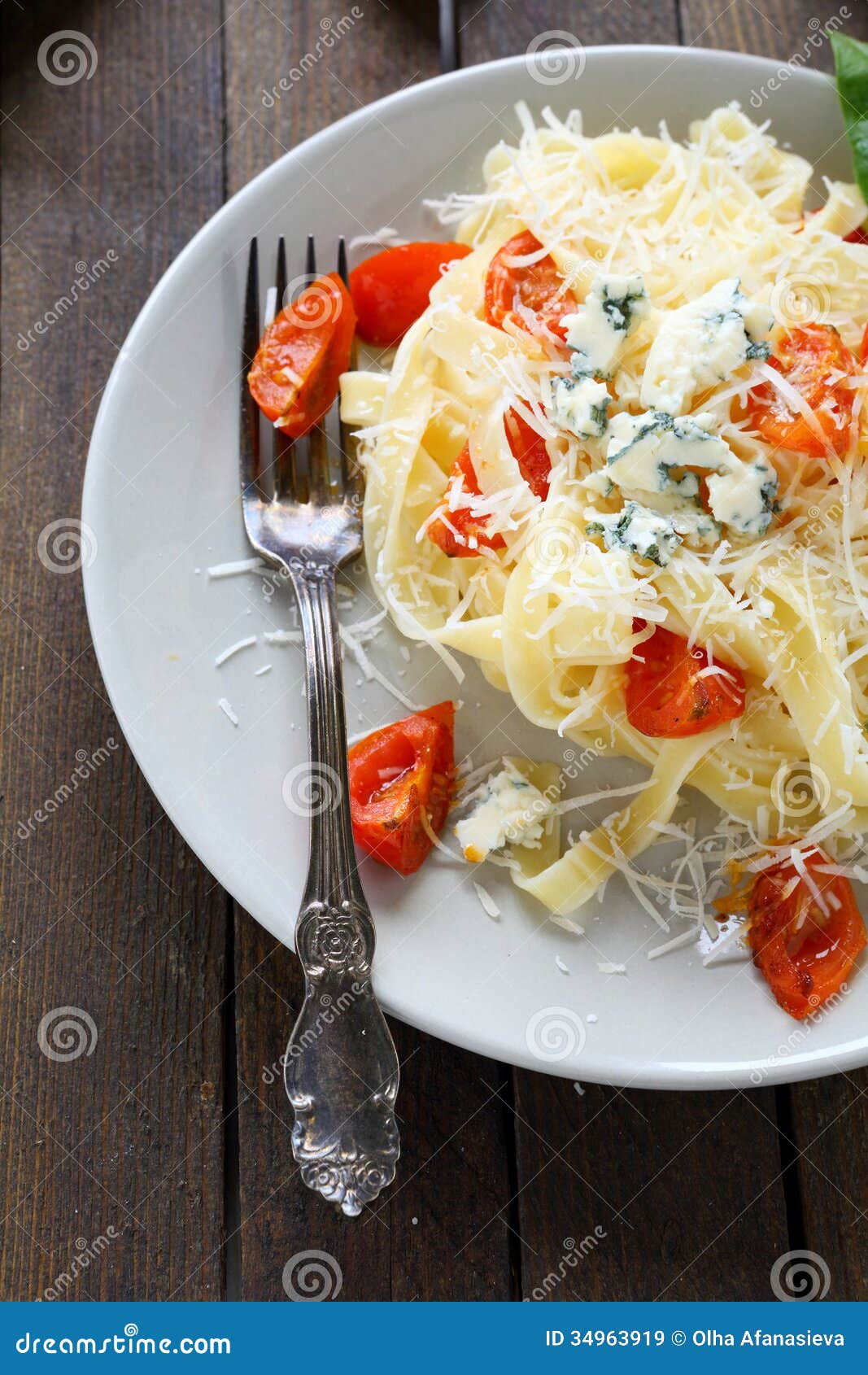 Pasta Appetitosa Con Formaggio Ed Il Pomodoro Immagine Stock - Immagine ...