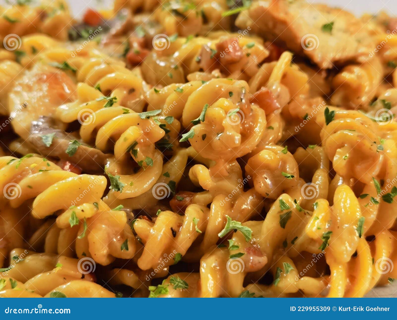 Pasta Con Carne Frita Y Setas Imagen de archivo - Imagen de alimento ...