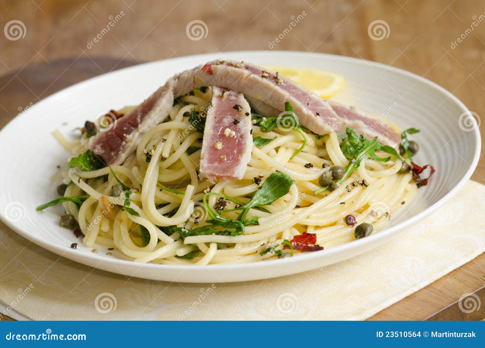 Pasta Con La Bistecca Di Sgombro Fotografia Stock - Immagine di razzo ...