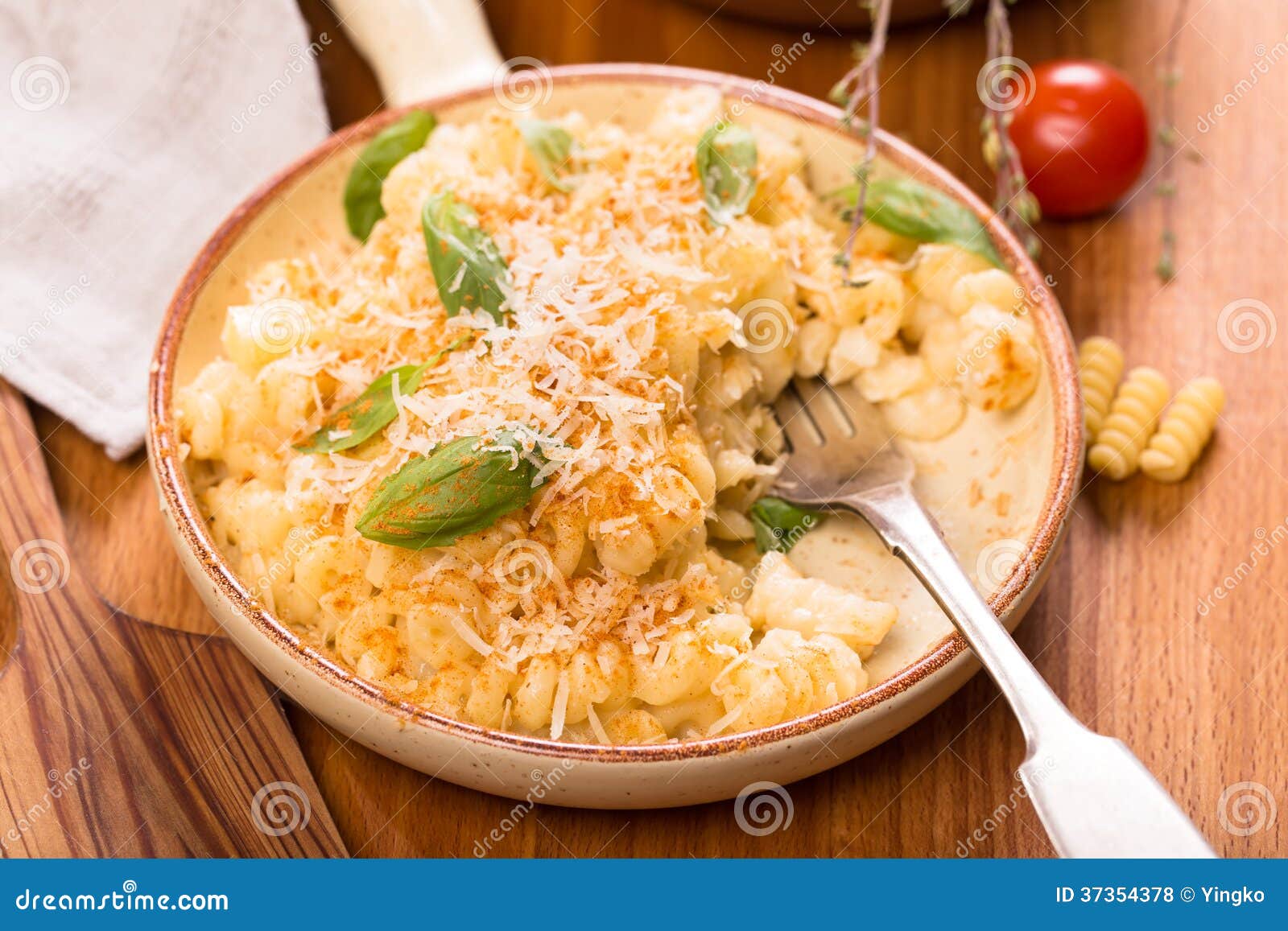 Pasta con la forcella fotografia stock. Immagine di italiano - 37354378