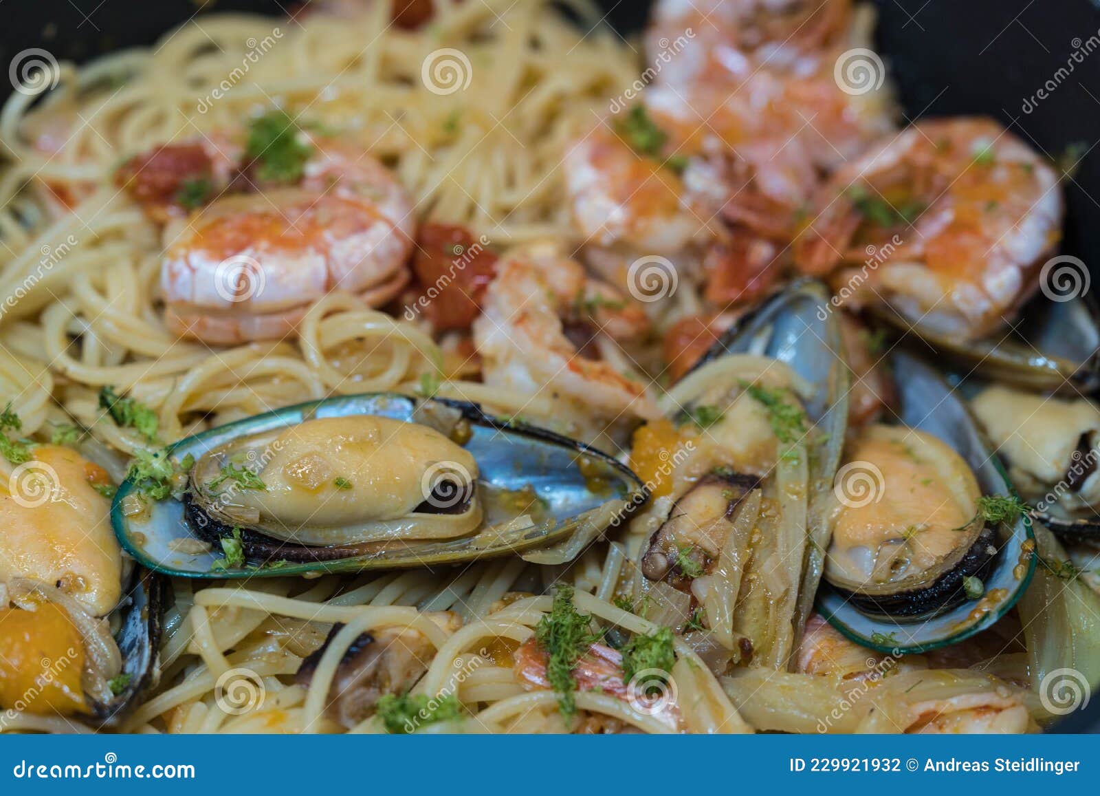 Pasta con marisco foto de archivo. Imagen de diferente - 229921932