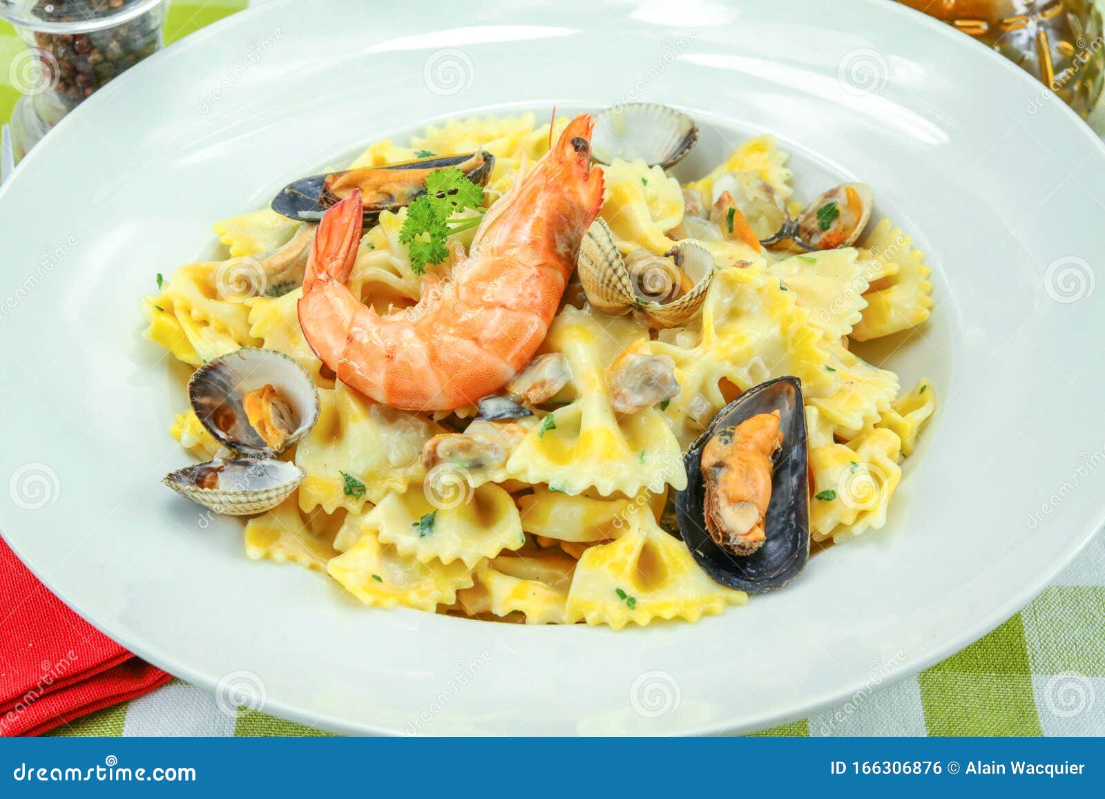 Pasta con marisco foto de archivo. Imagen de pescados - 166306876