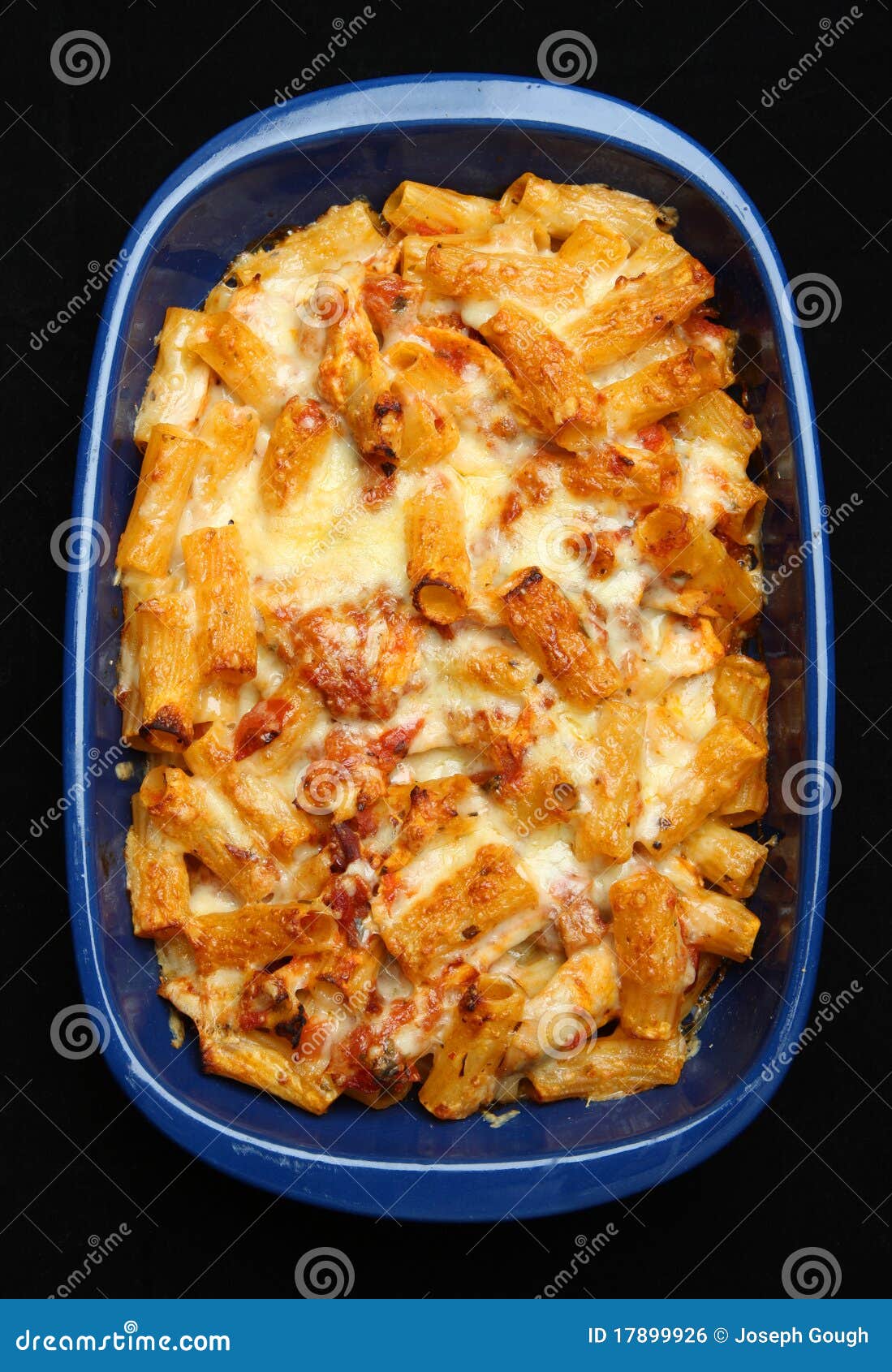 Pasta Cotta Con Il Pollo & Il Formaggio Fotografia Stock - Immagine di ...