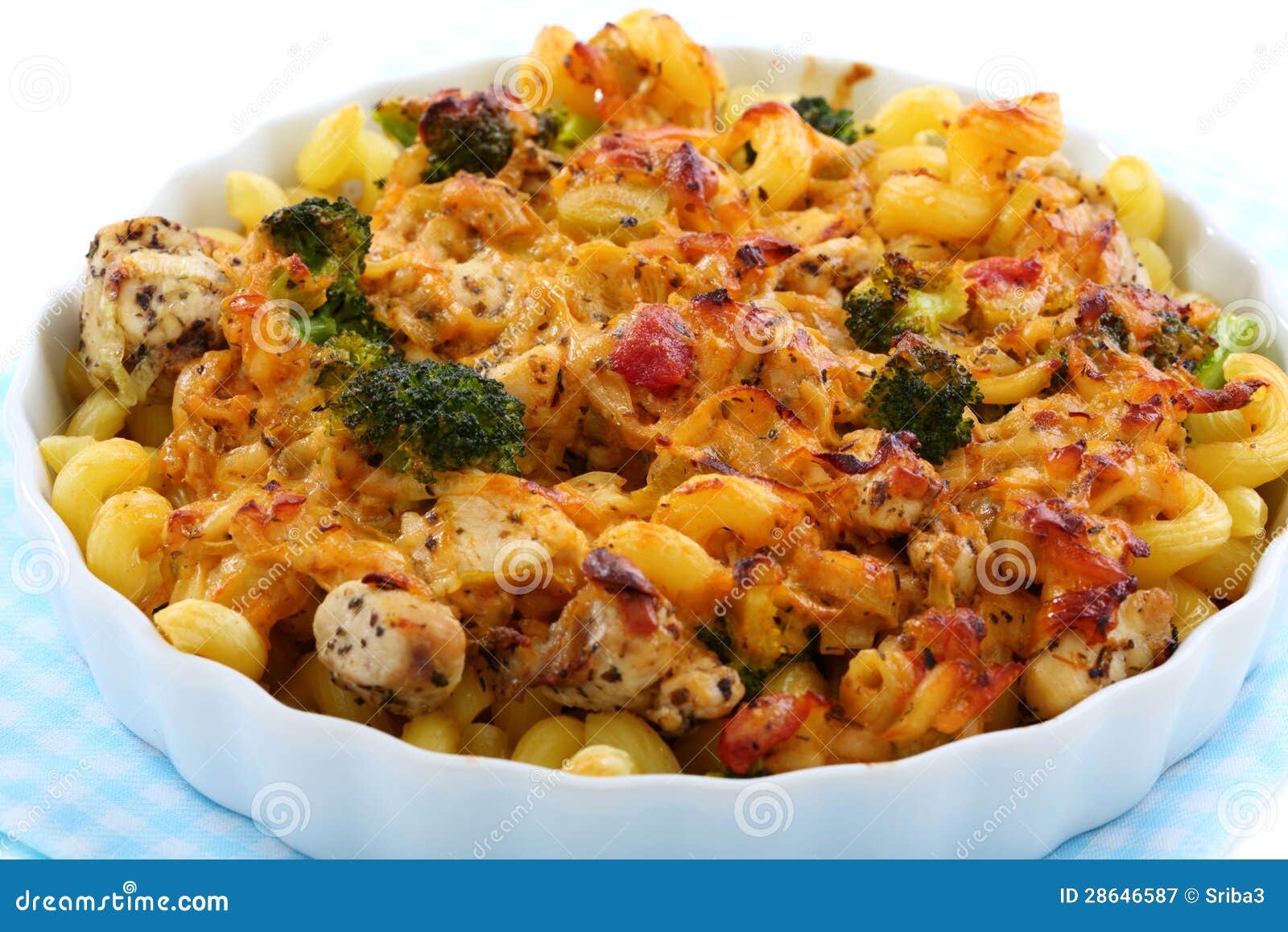 Pasta Cotta Con Il Pollo Ed Il Formaggio. Immagine Stock - Immagine di ...