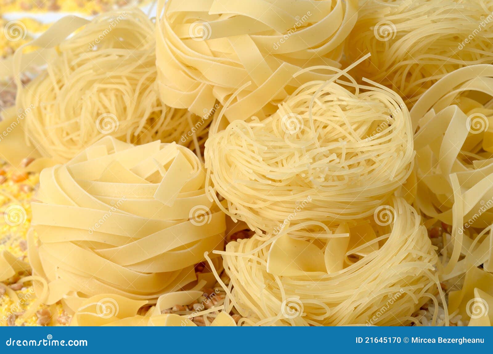 Pasta cruda fotografia stock. Immagine di tradizionale - 21645170