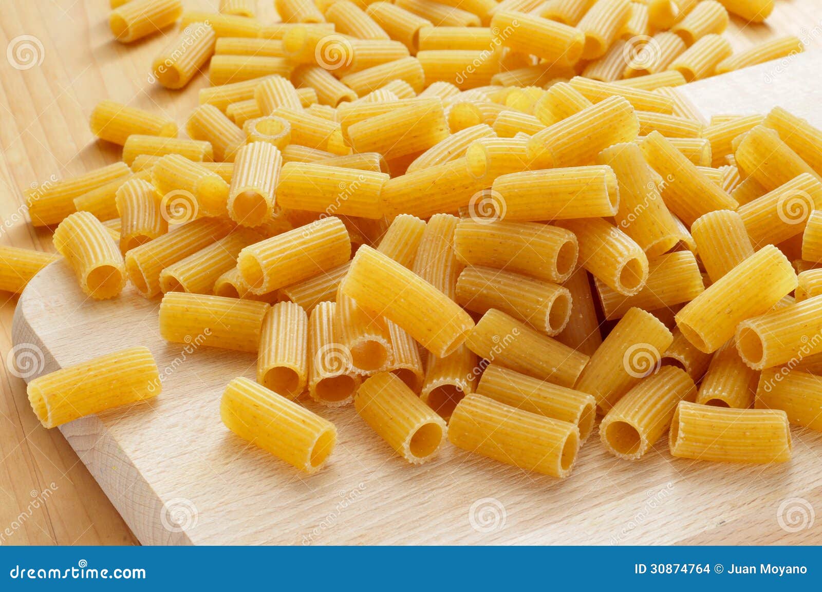 Pasta cruda del penne fotografia stock. Immagine di gastronomia - 30874764