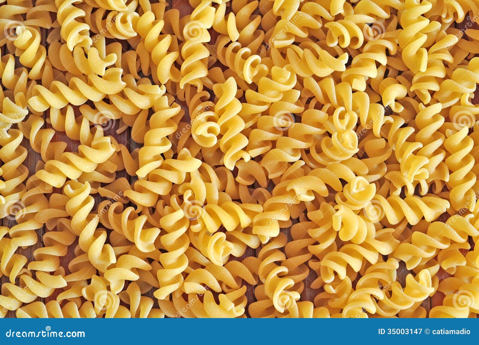 Pasta cruda di Fusilli immagine stock. Immagine di tradizionale - 35003147