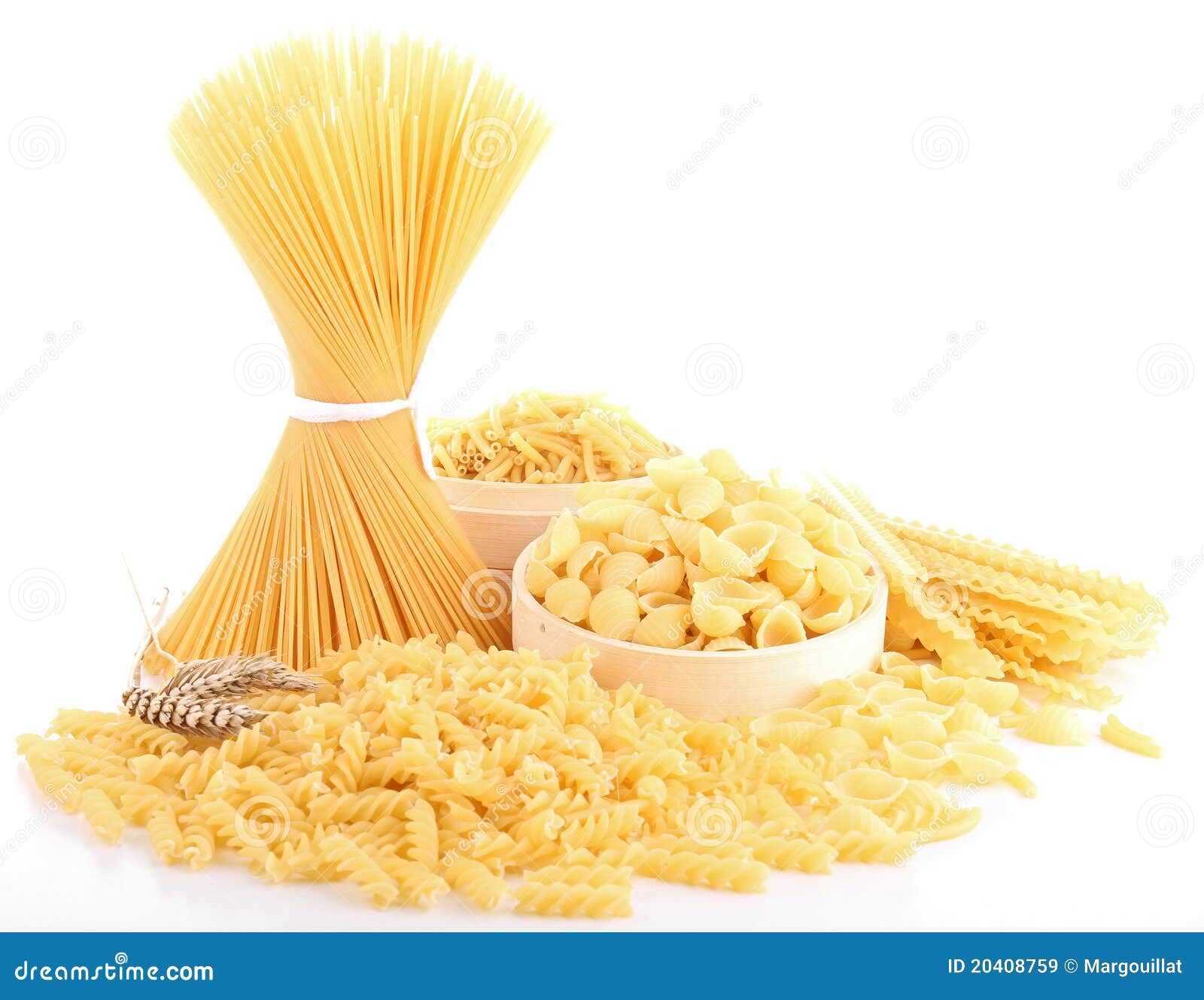 Pasta cruda isolata immagine stock. Immagine di misto - 20408759