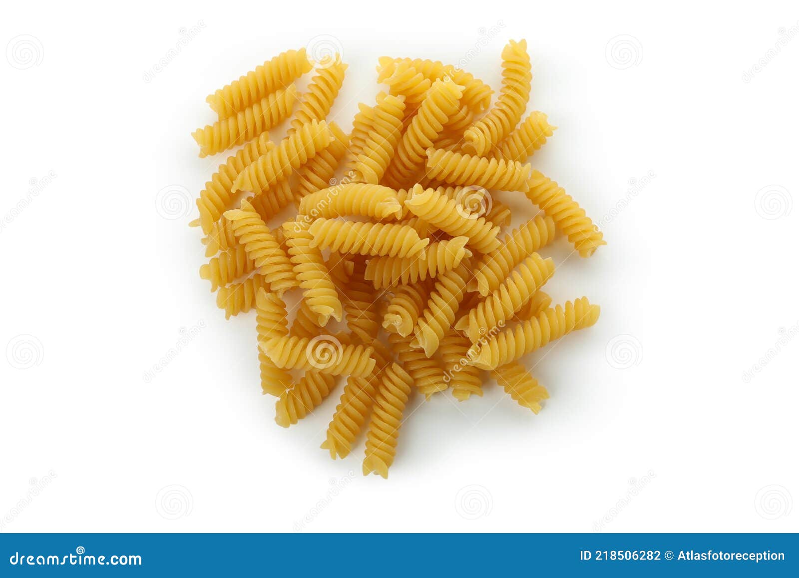 Pasta Cruda Sin Cocer Aislada Sobre Fondo Blanco Foto de archivo ...