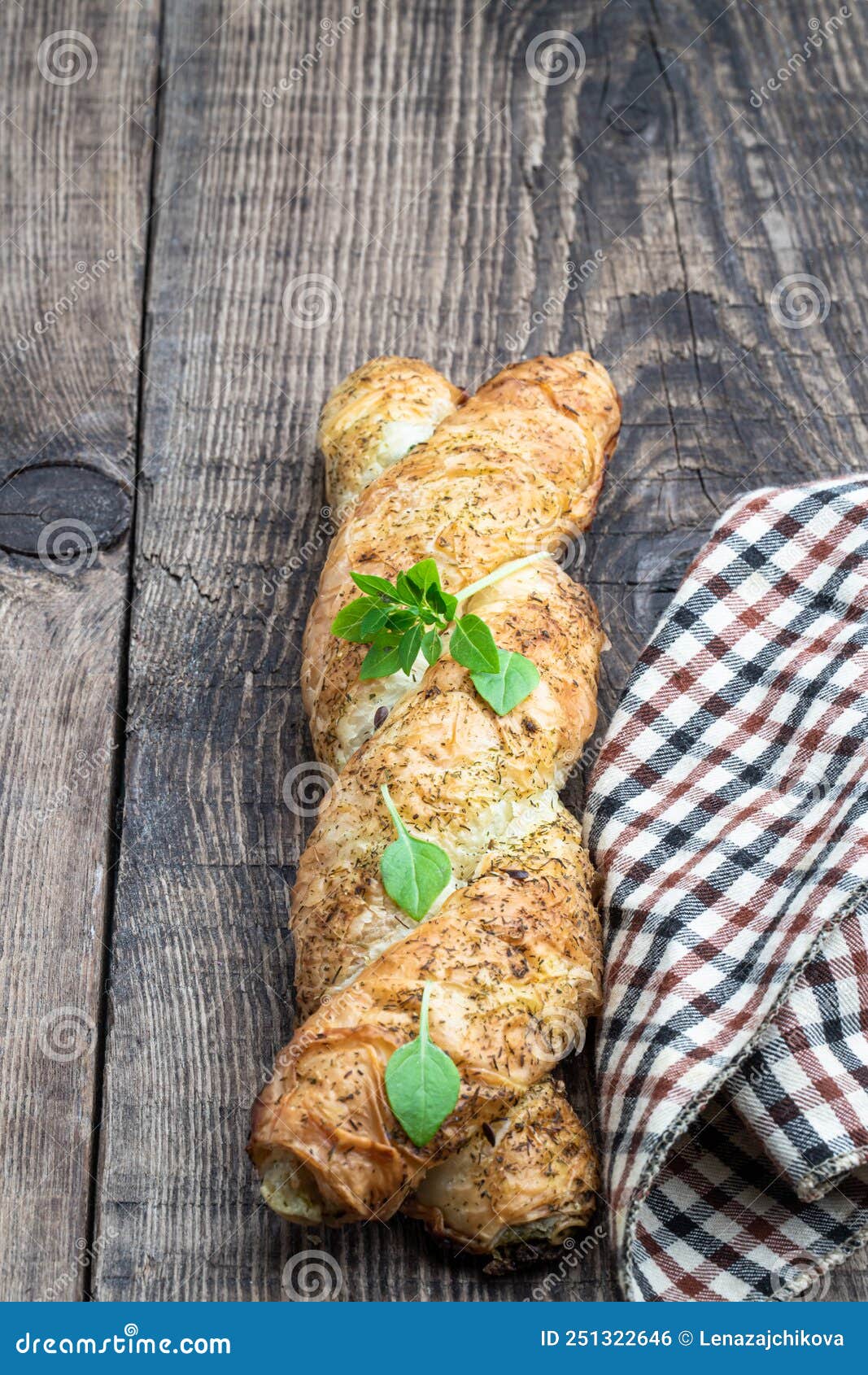 Pasta De Massa Recheada Com Carne Picada Em Mesa De Madeira Foto de ...