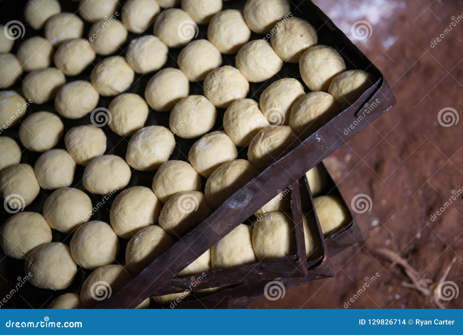 Pasta De Pan En Las Bolas Que Esperan Para Ser Cocinado Foto de archivo ...