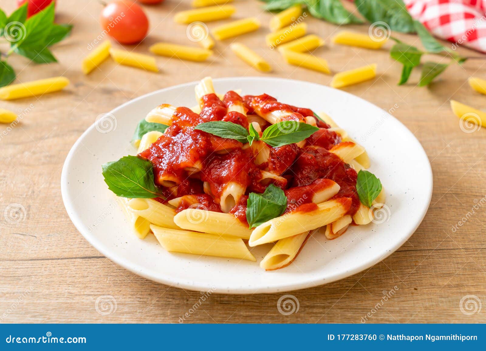 Pasta De Pene En Salsa De Tomate Foto de archivo - Imagen de cocinado ...
