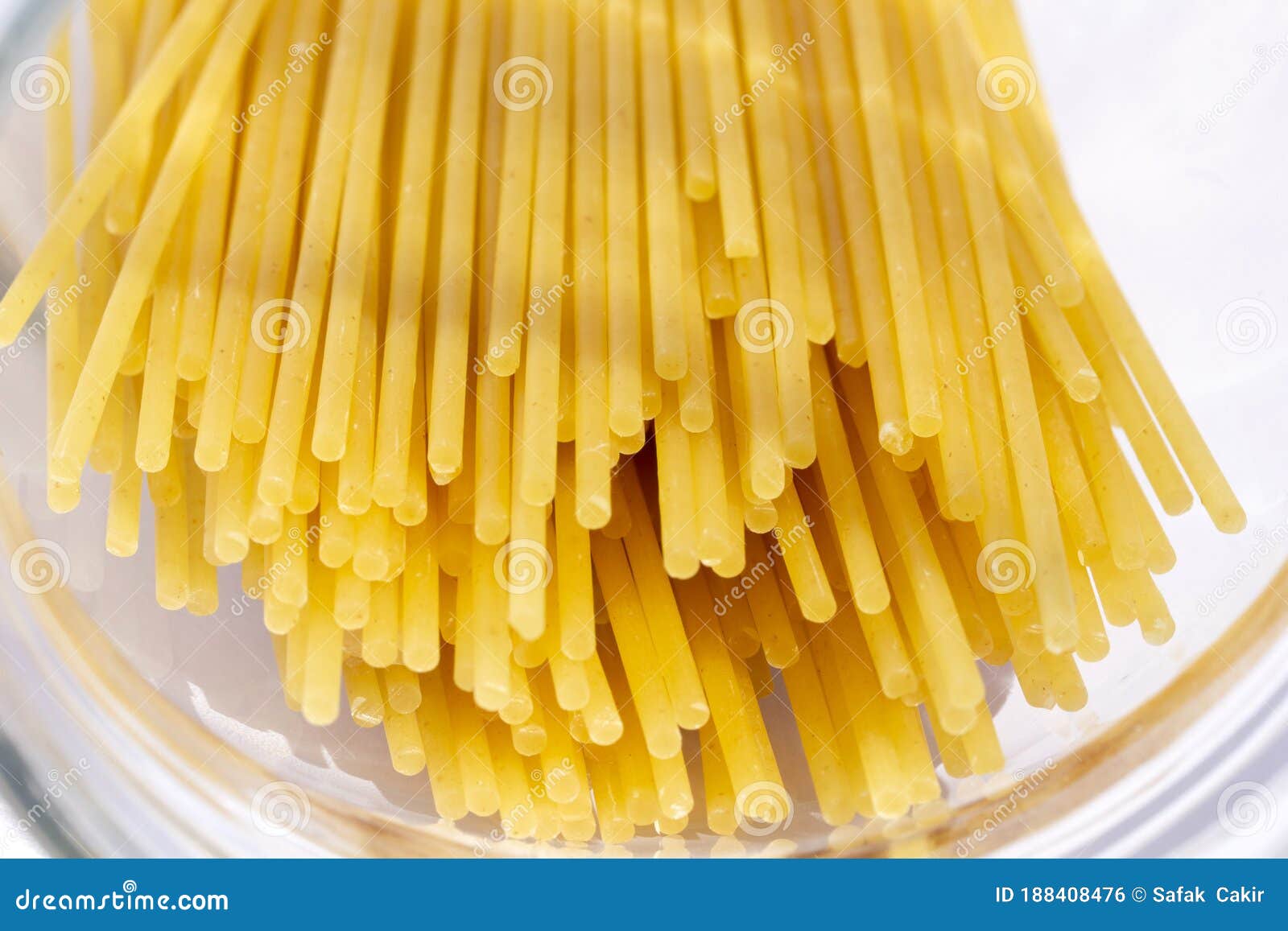 Pasta de spaghetti crudo foto de archivo. Imagen de carbohidrato ...