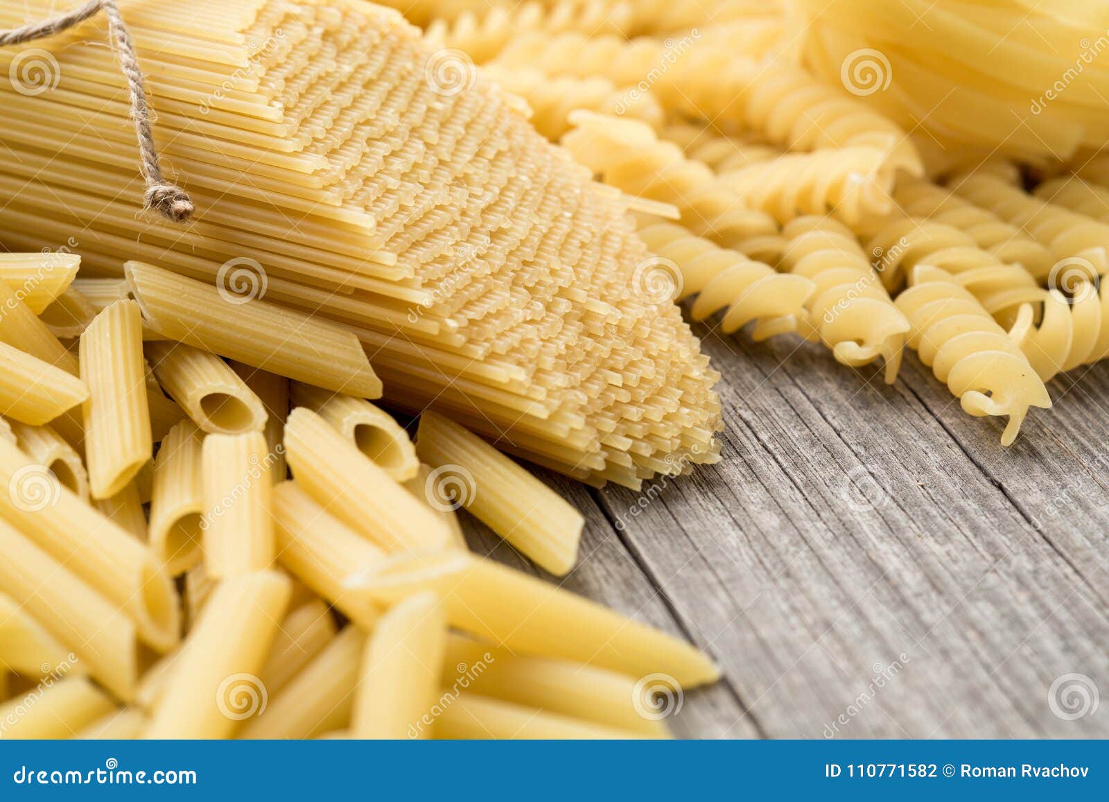 Pasta De Tipos Diferentes Em Uma Tabela De Madeira Foto de Stock ...