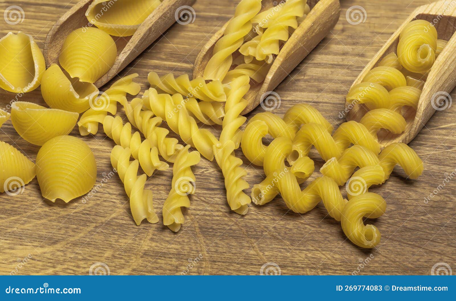 Pasta De Trigo Duro De Diversas Formas Y Tipos Imagen de archivo ...