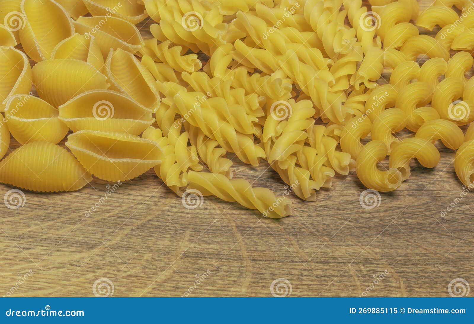 Pasta De Trigo Duro De Diversas Formas Y Tipos Imagen de archivo ...