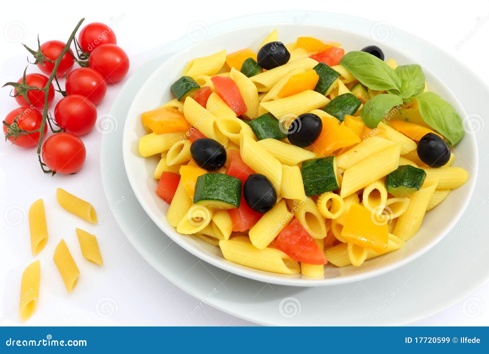 Pasta dei maccheroni immagine stock. Immagine di zucchini - 17720599