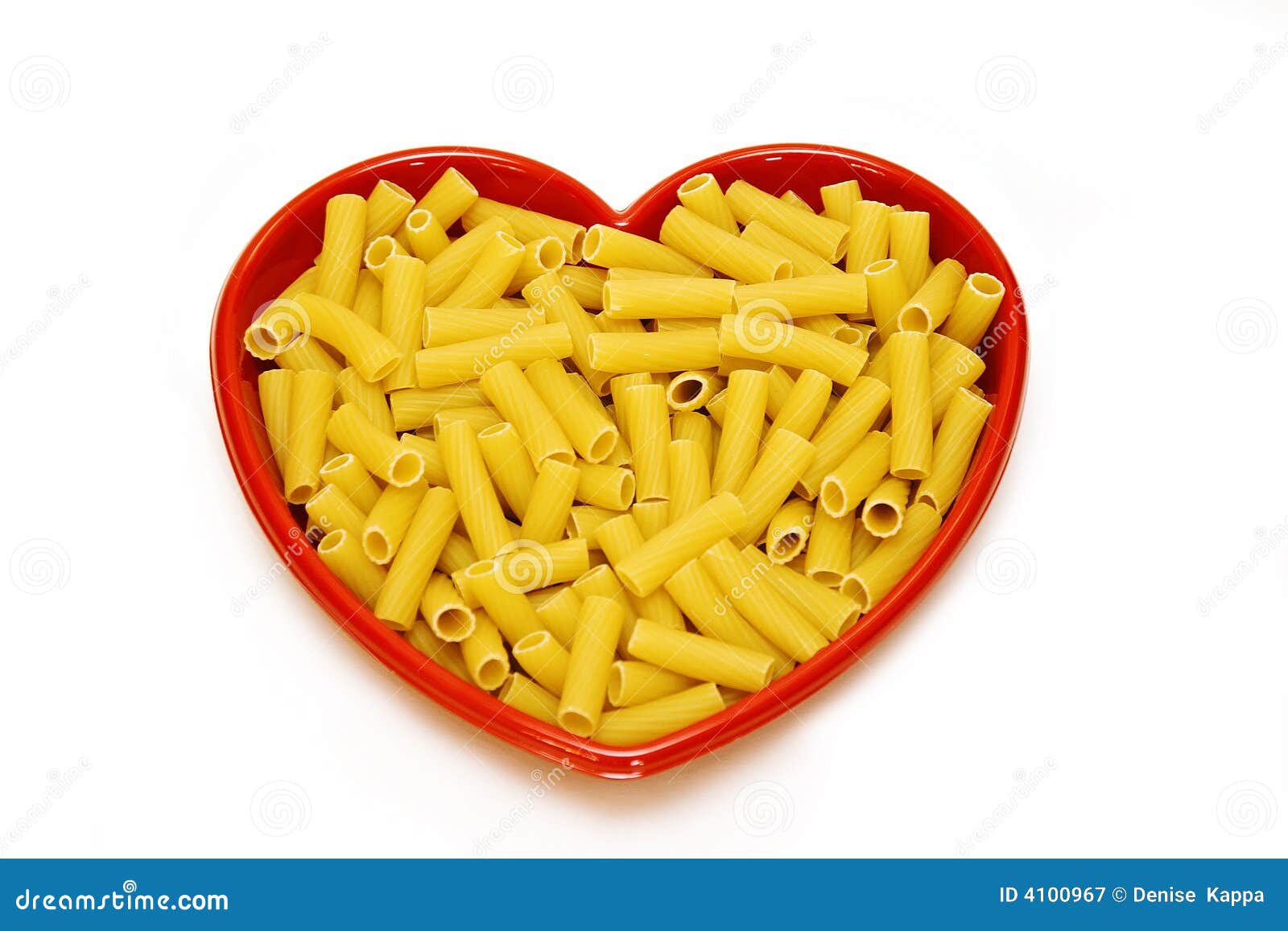 Pasta del piatto del cuore immagine stock. Immagine di italia - 4100967