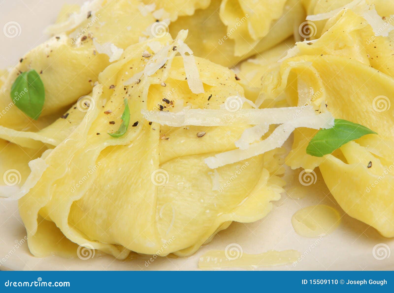 Pasta del Tortellini fotografia stock. Immagine di parmigiano - 15509110