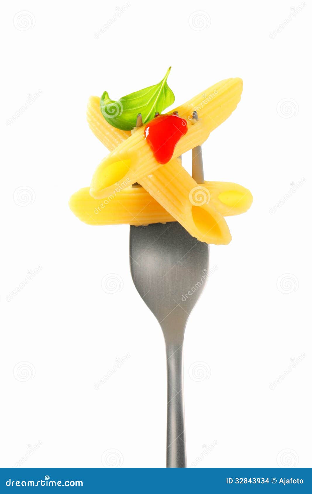 Pasta Di Penne Sulla Forcella Fotografia Stock - Immagine di lato ...