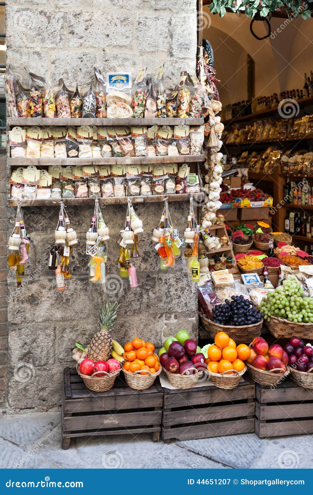 Pasta E Frutta in Negozio Di Alimentari Fotografia Editoriale ...