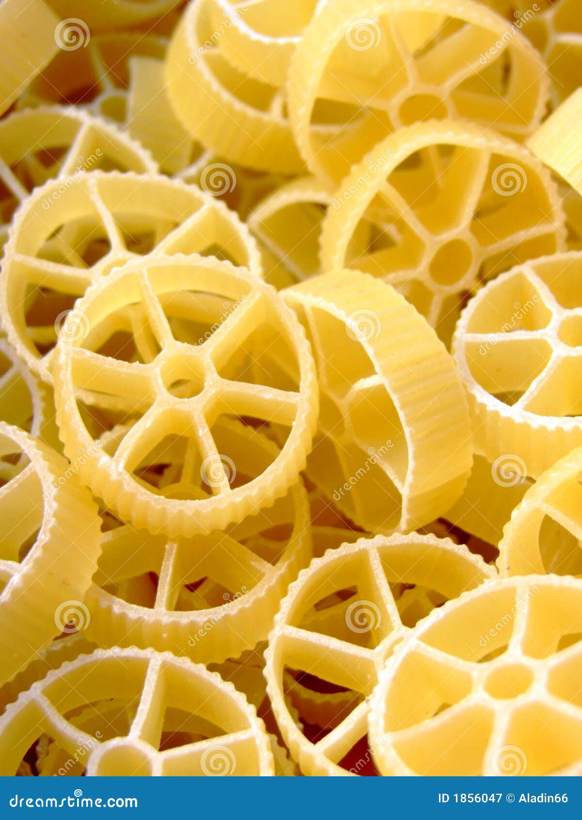 Pasta a Forma Di Delle Rotelle Immagine Stock - Immagine di frumento ...