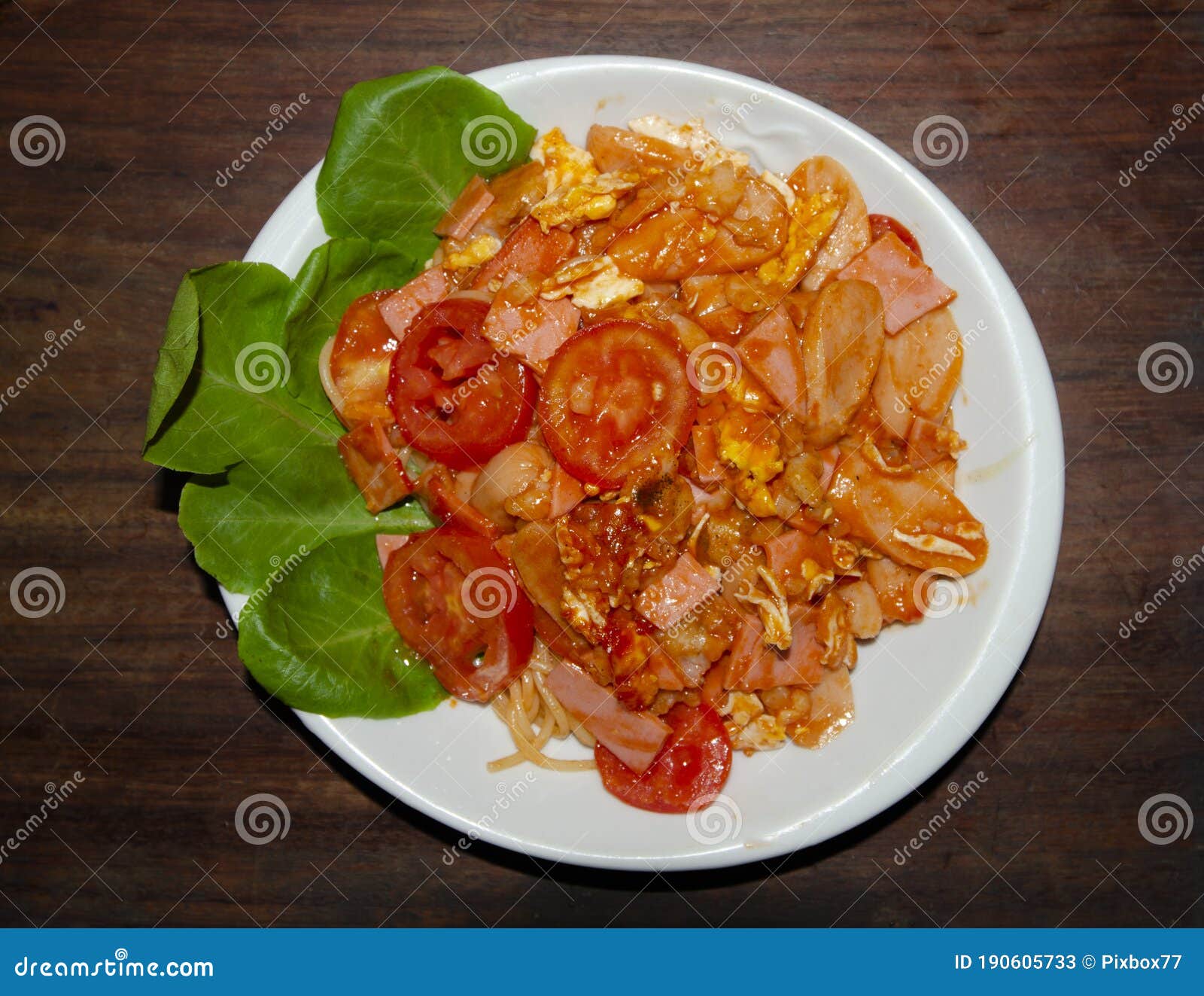 Pasta Frita Con Salsa De Tomate Imagen de archivo - Imagen de perejil ...