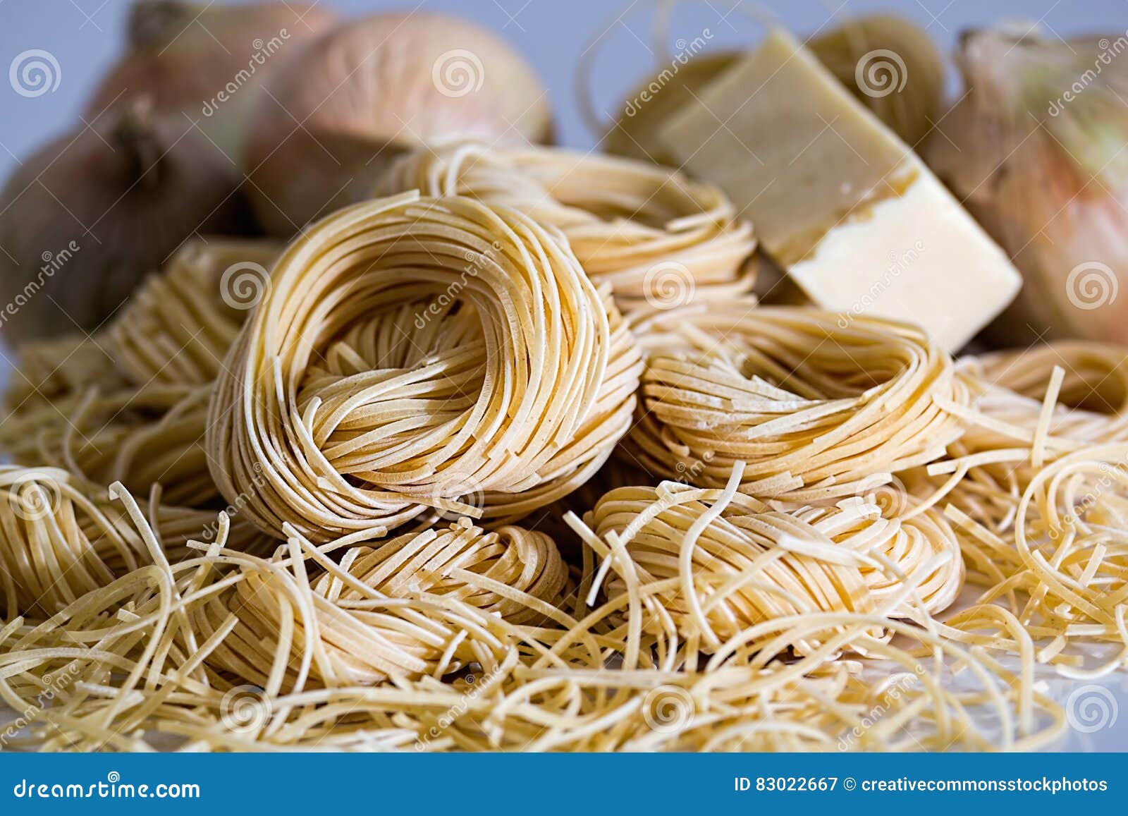 Pasta Gialla Accanto Alle Cipolle Immagine. Immagine: 83022667