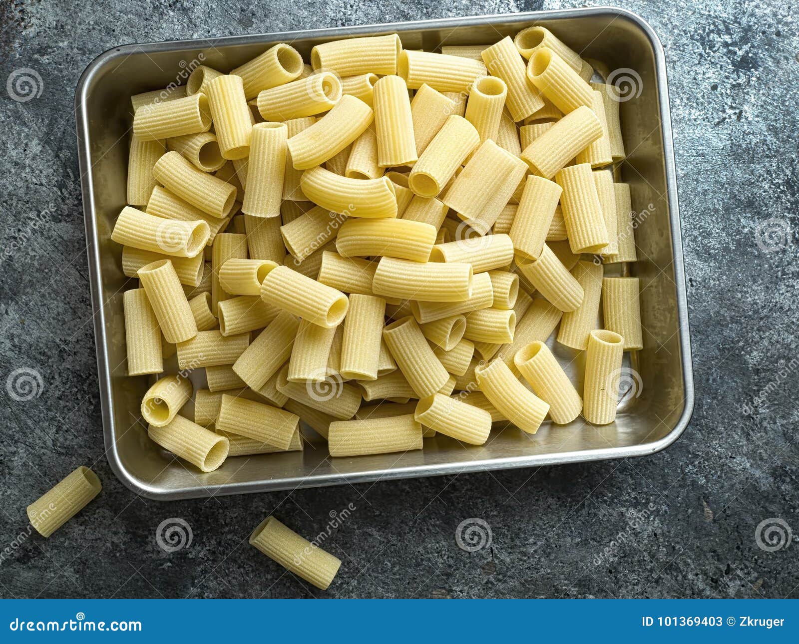 Pasta Italiana Cruda Rustica Di Rigatoni Immagine Stock - Immagine di ...