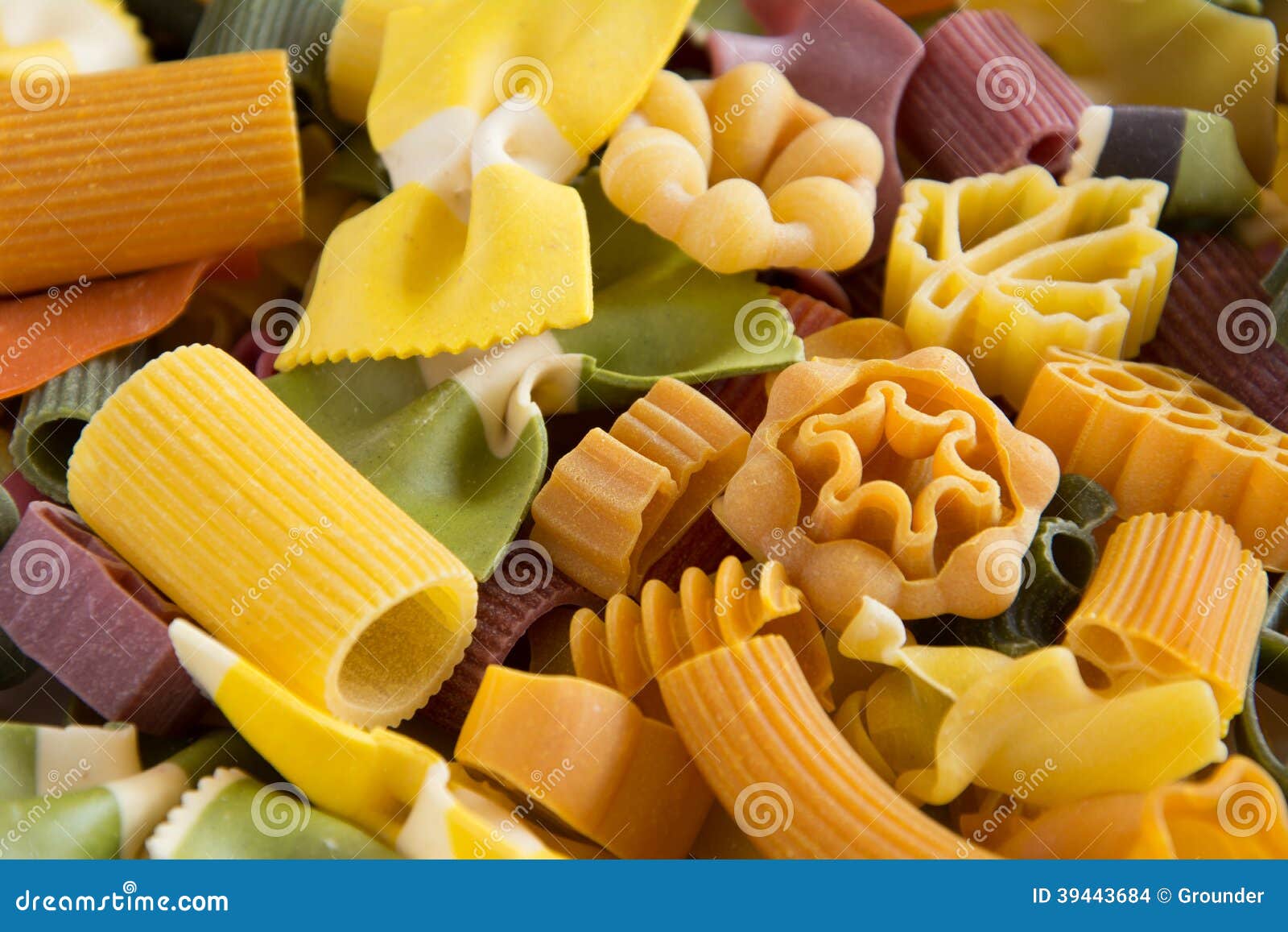 Pasta italiana multicolore fotografia stock. Immagine di alimento ...