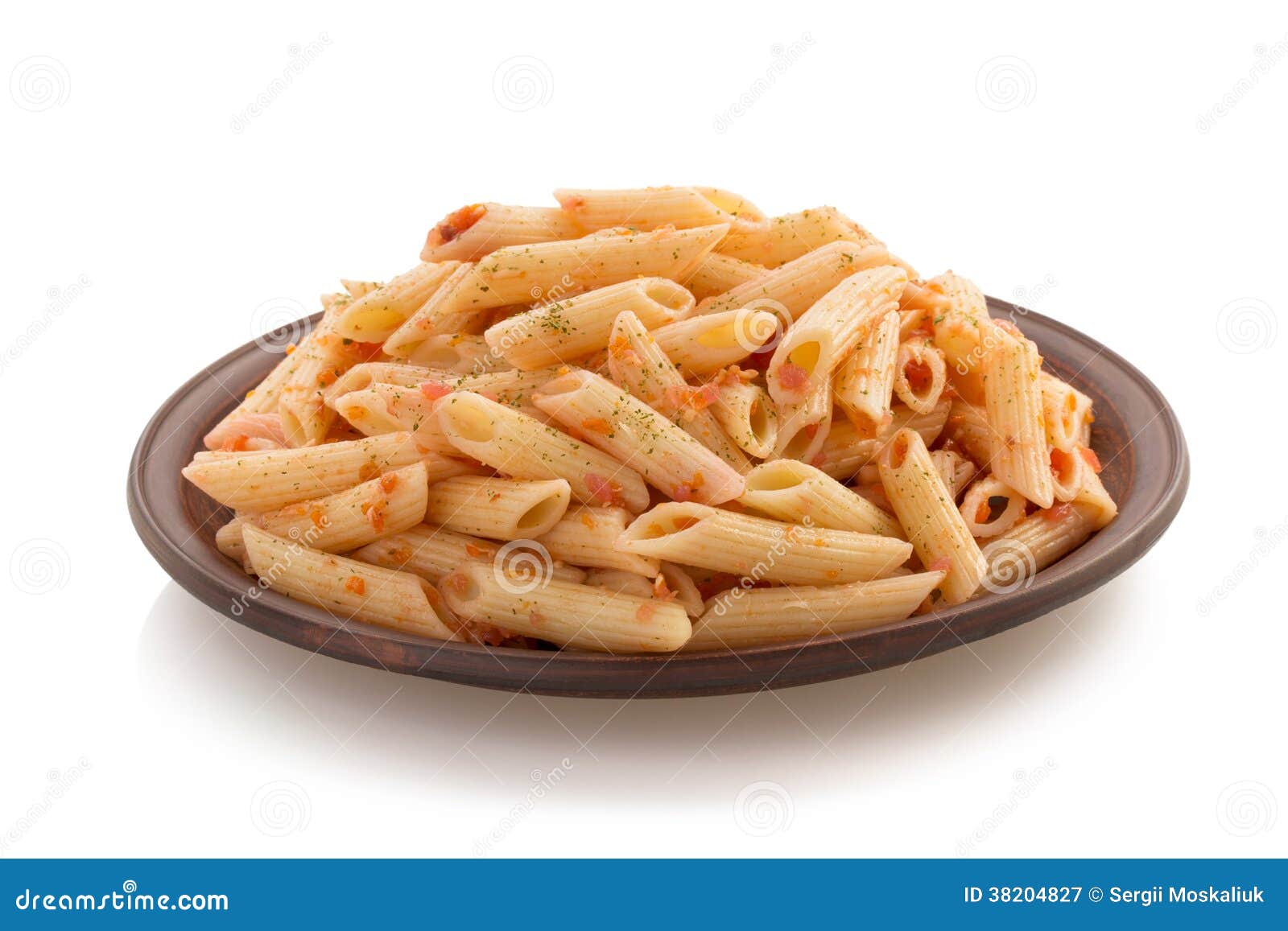 Pasta Penne in Piatto Su Bianco Immagine Stock - Immagine di pomodoro ...