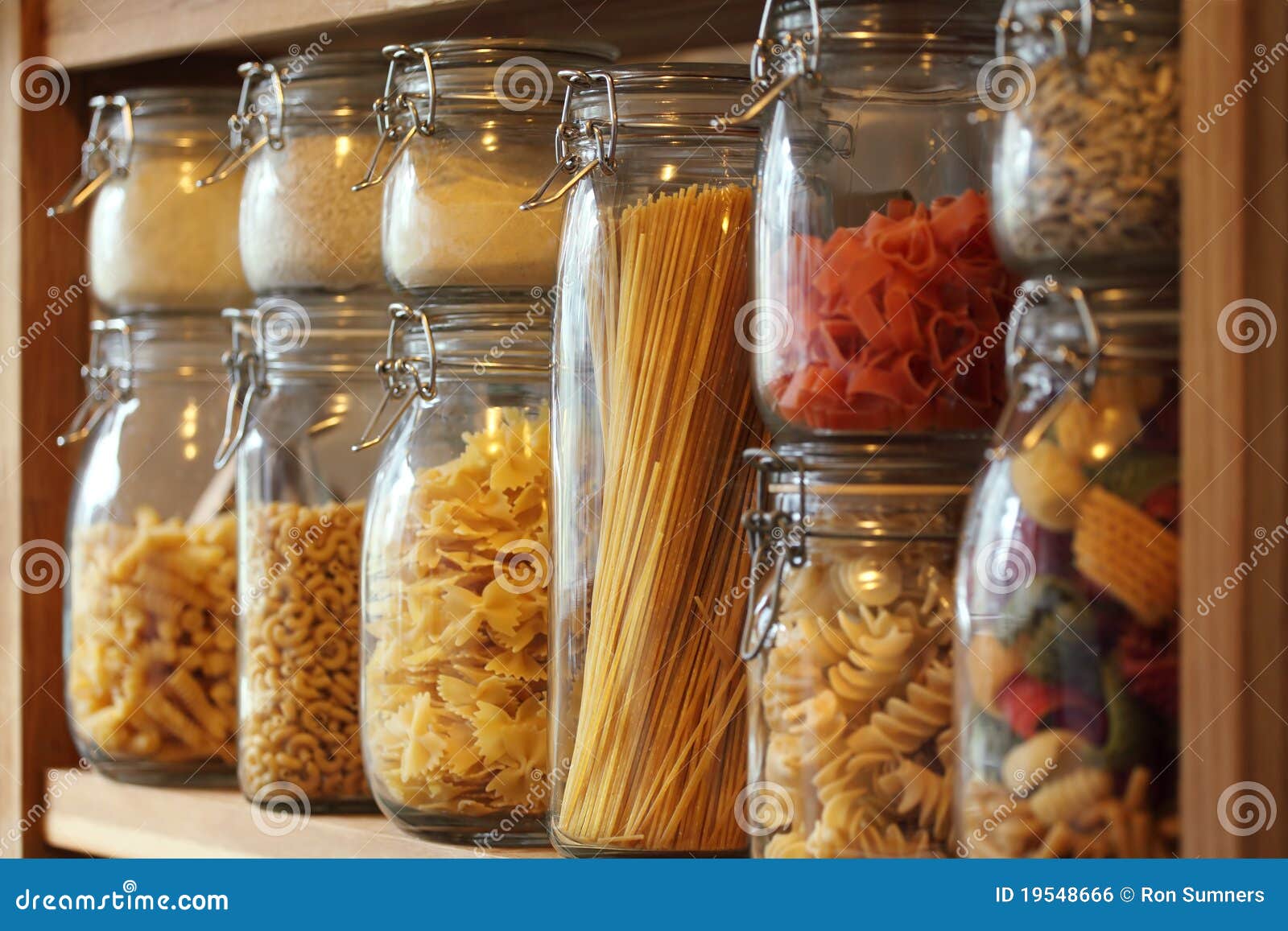 Pasta Secca in Vasi Su Una Mensola Fotografia Stock - Immagine di ...