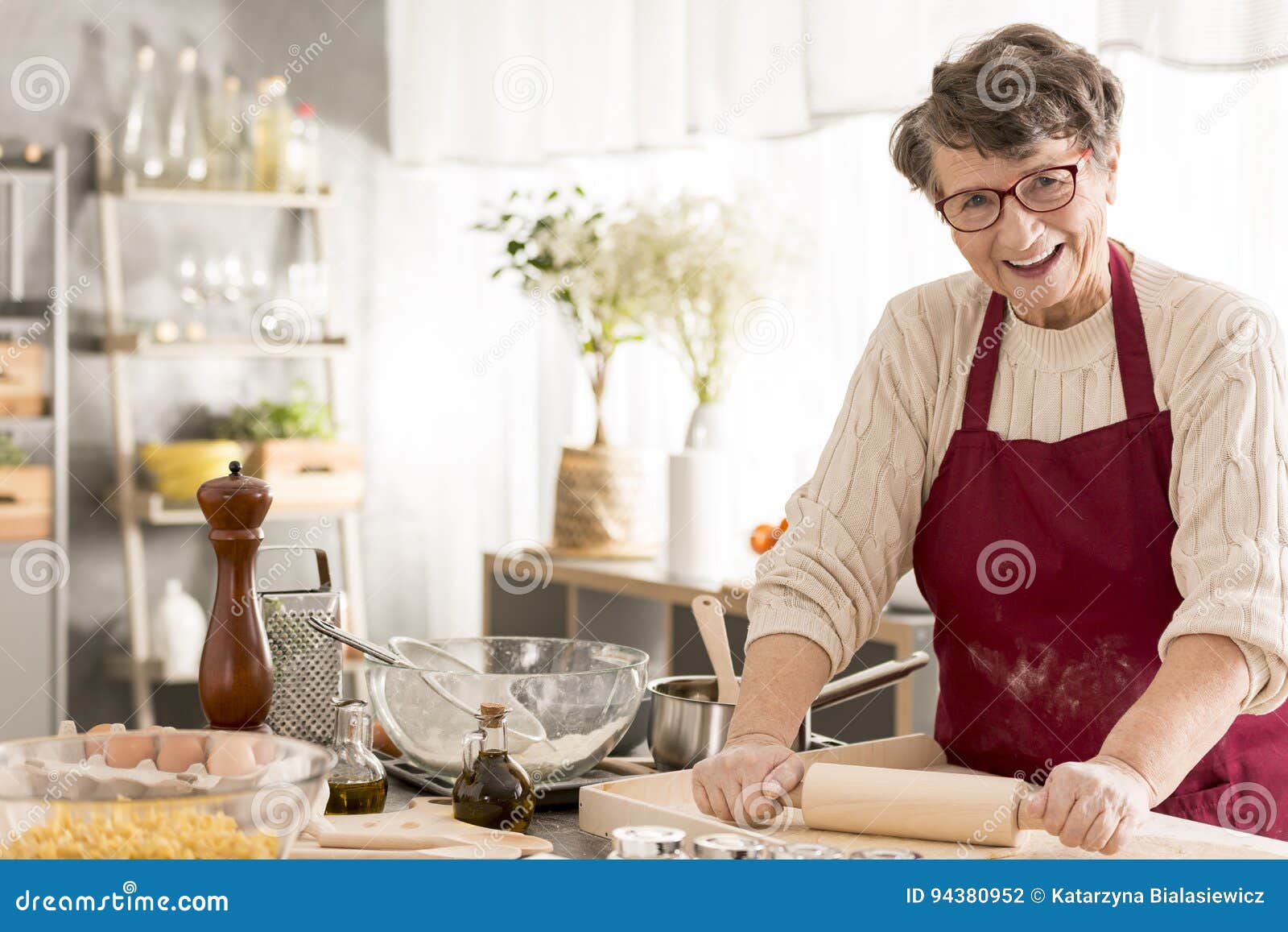 Pasta Senior Della Pizza Di Rotolamento Della Donna Fotografia Stock ...