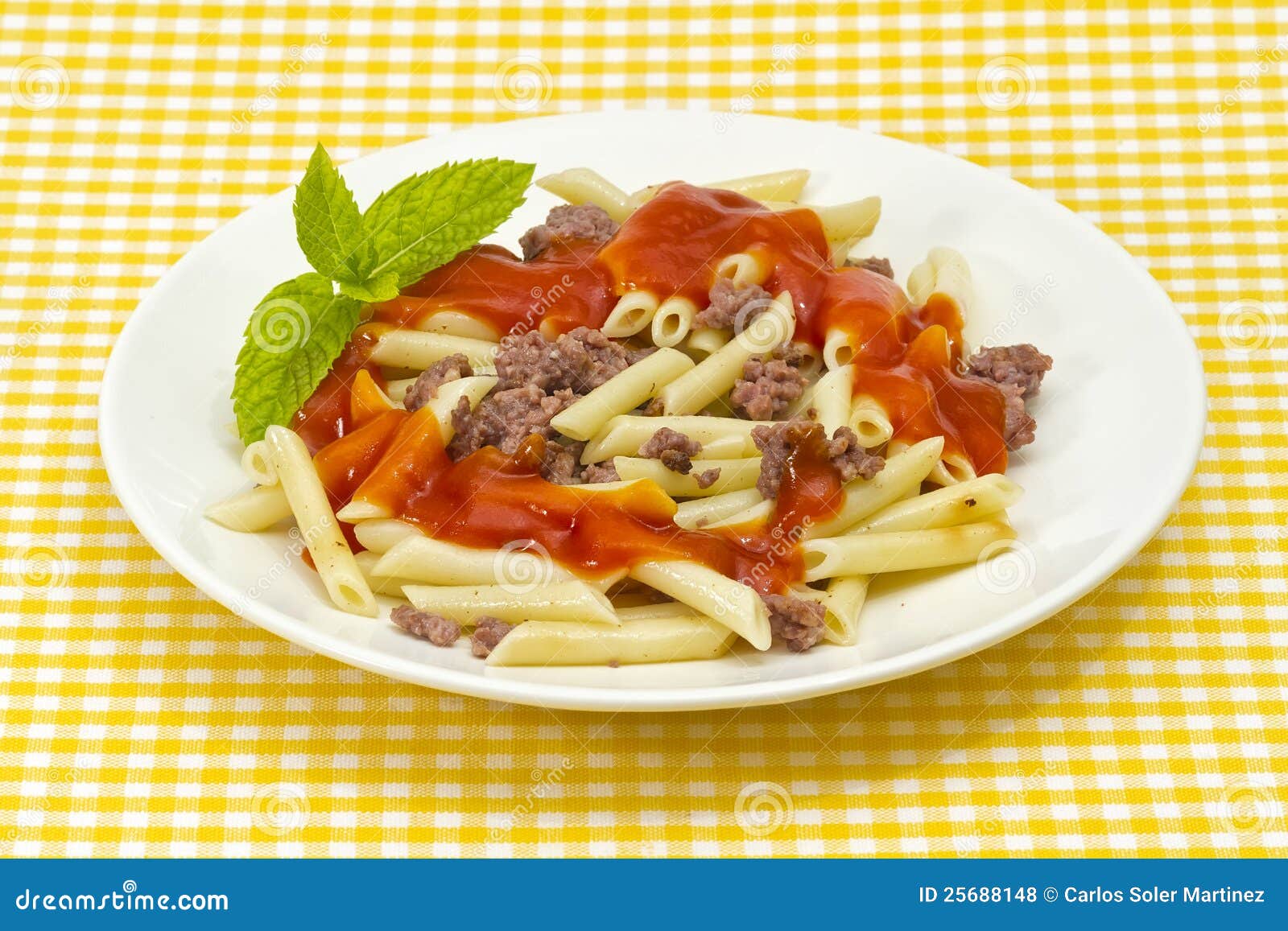 Pasta Tradizionale Dei Maccheroni Fotografia Stock - Immagine di erba ...