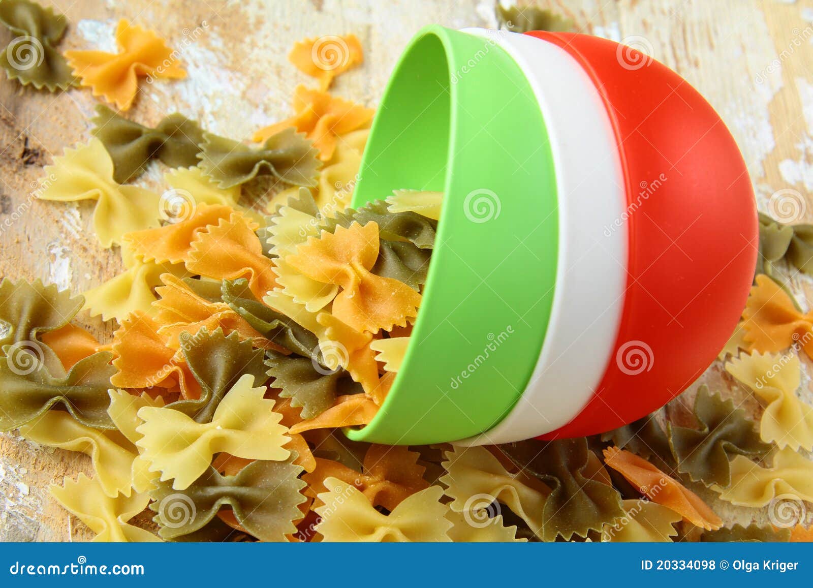 Pasta Tricolor Cruda in Tazze Fotografia Stock - Immagine di bandierina ...