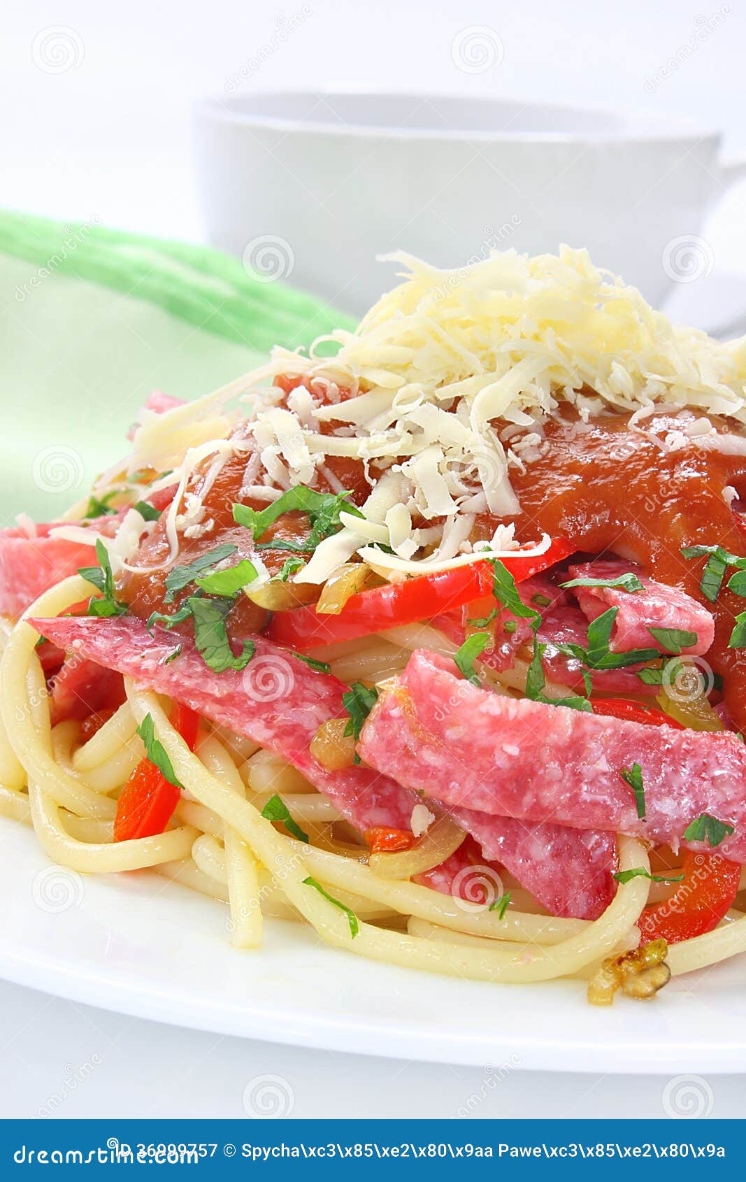 Pastas con el salami imagen de archivo. Imagen de sabroso - 36999757