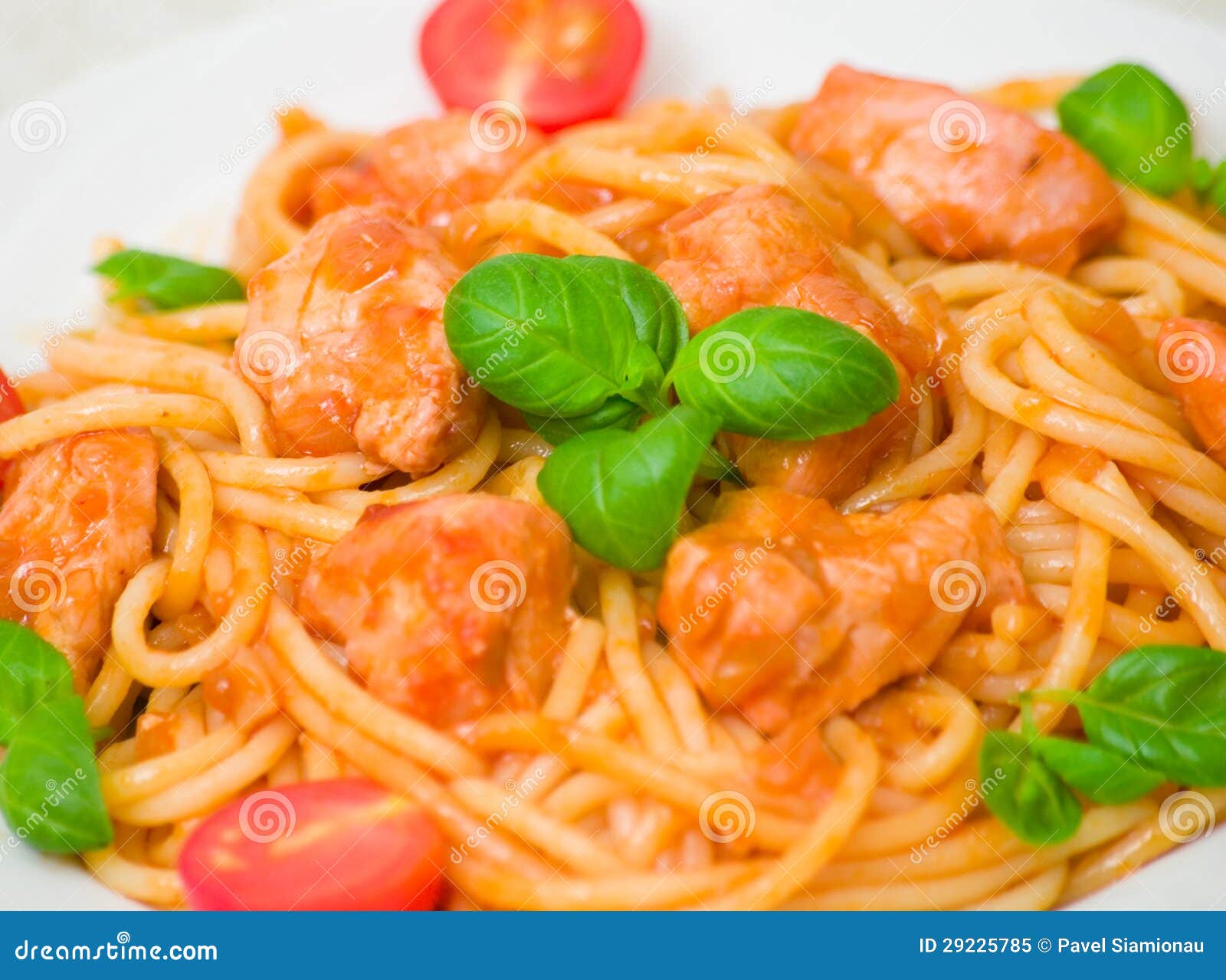 Pastas Con La Pechuga De Pollo En Salsa De Tomate Imagen de archivo ...