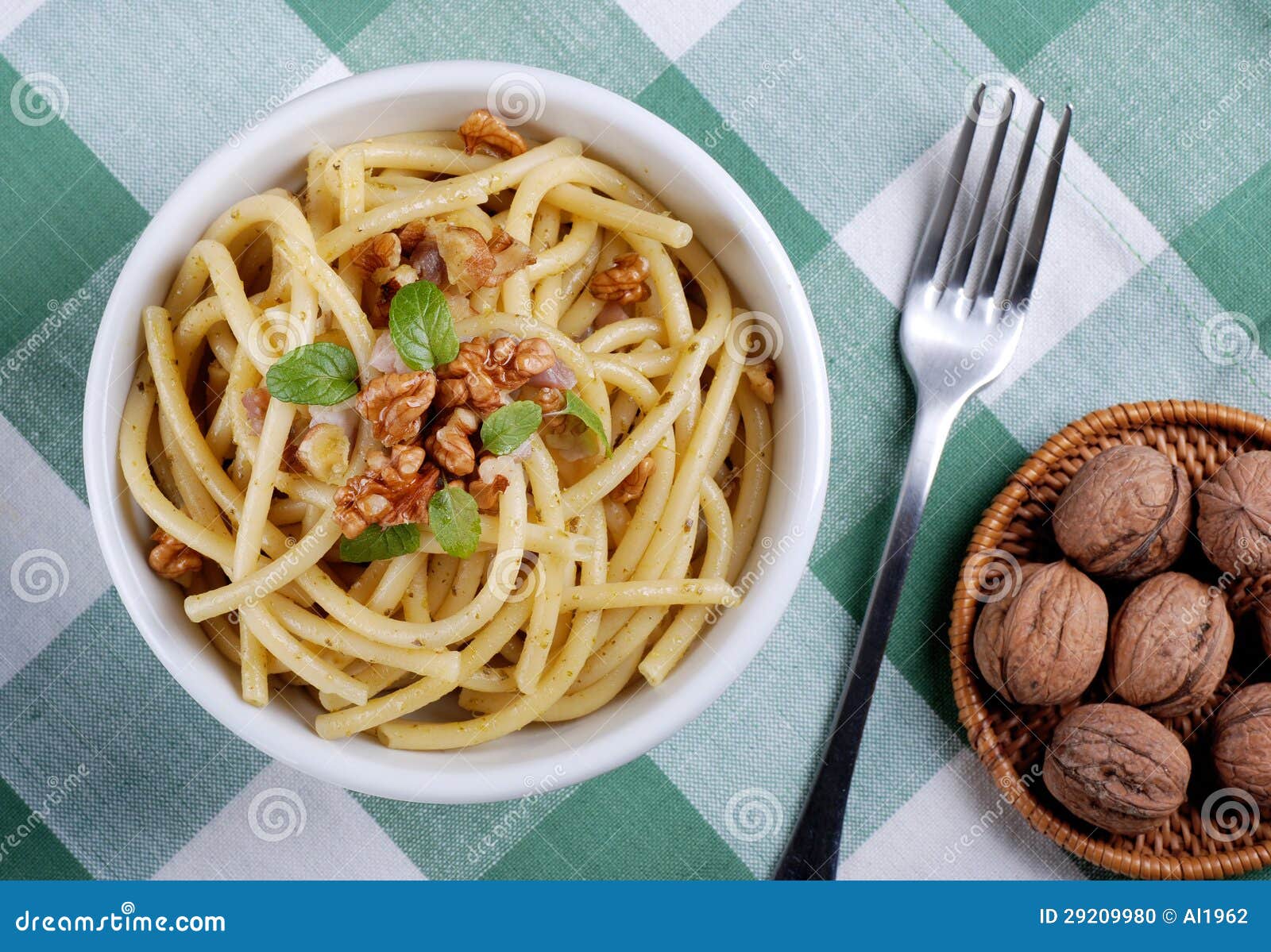 Pastas Con Pesto De La Nuez Foto de archivo - Imagen de placa, nuez ...